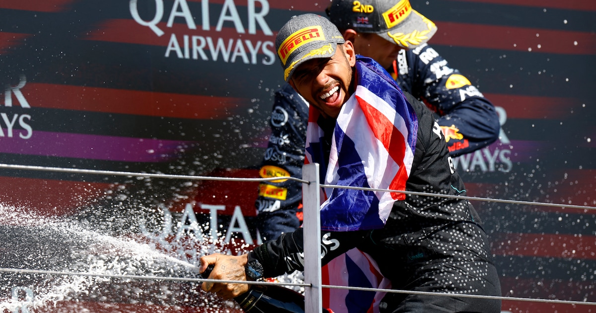 Lewis Hamilton laat thuispubliek kraaien van de pret met negende zege ...