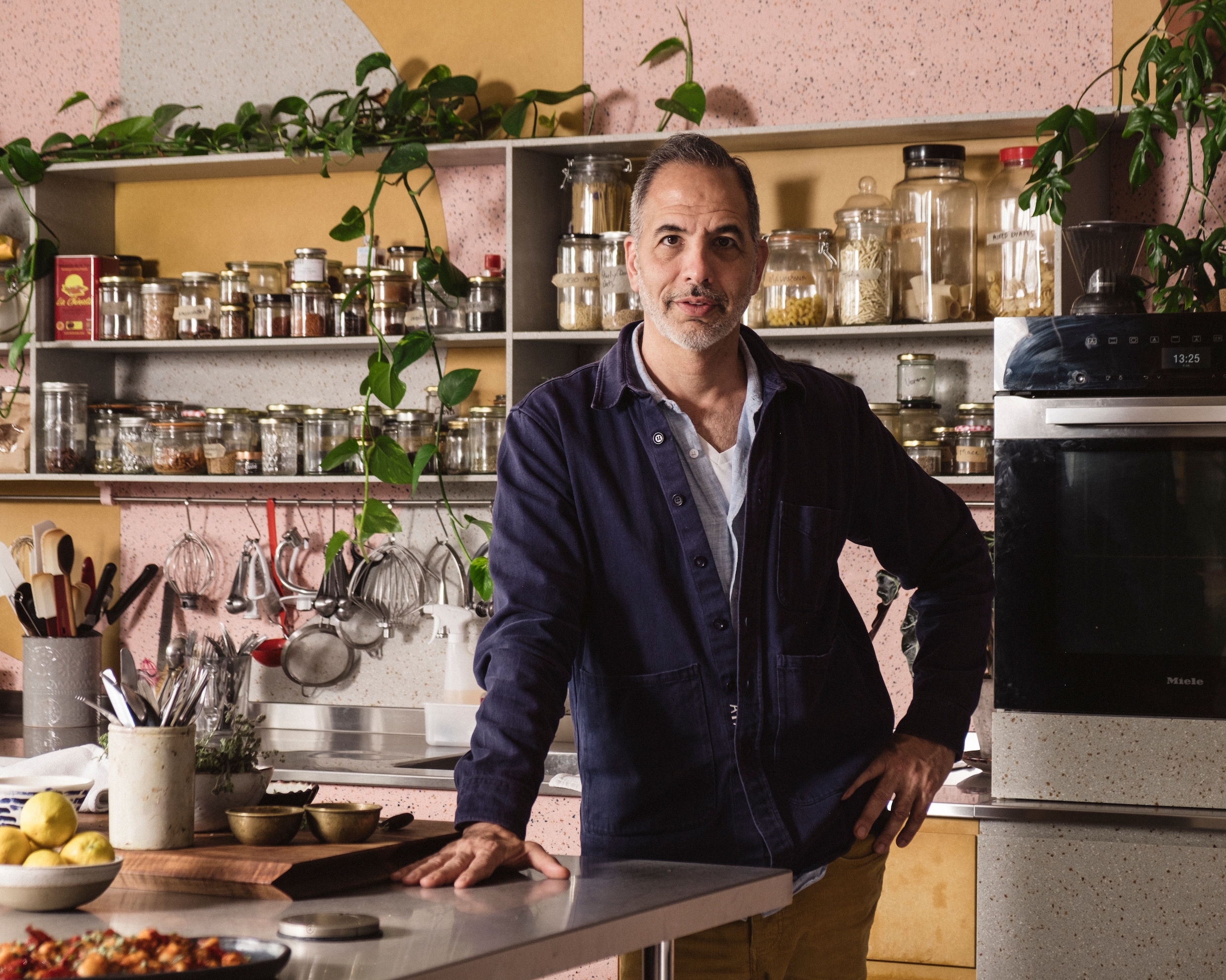 ‘Vers en voedzaam eten zou geen luxe mogen zijn’: chef Yotam Ottolenghi ...