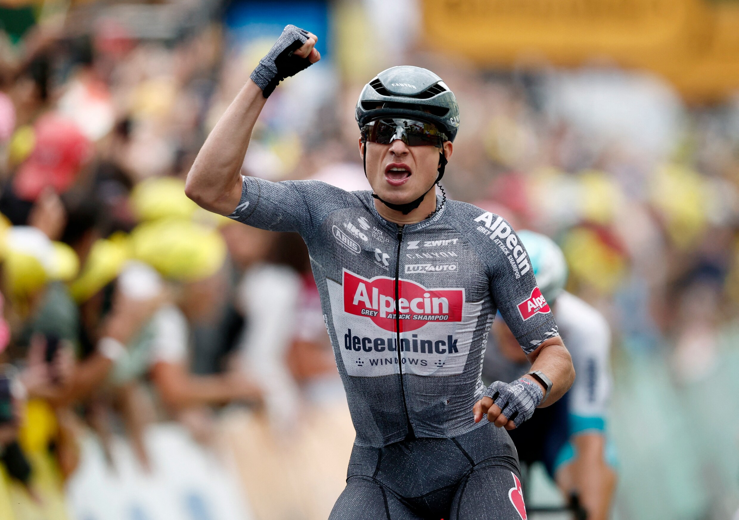 Jasper Philipsen pakt tweede ritzege na massasprint, Wout van Aert ...