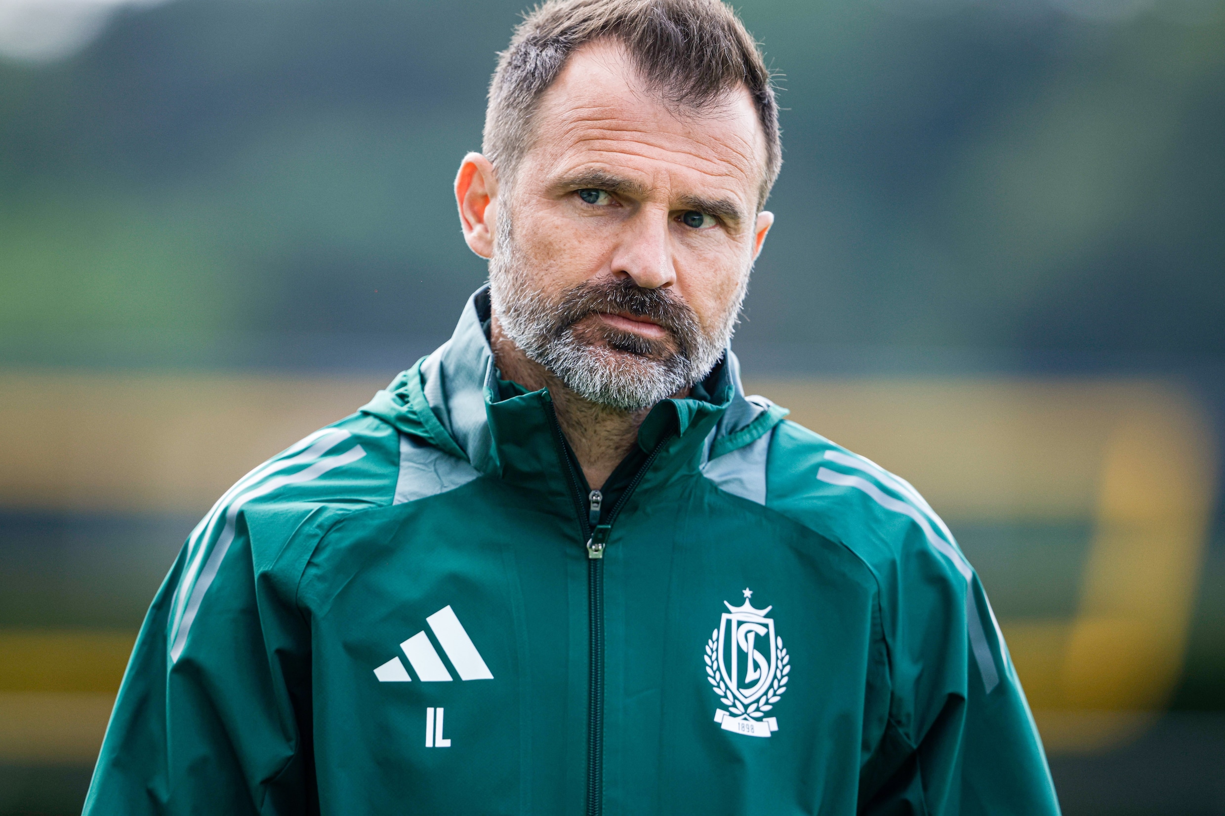 Veel vertrekkers en amper geld: Standard maakt zich op voor zwaar ...