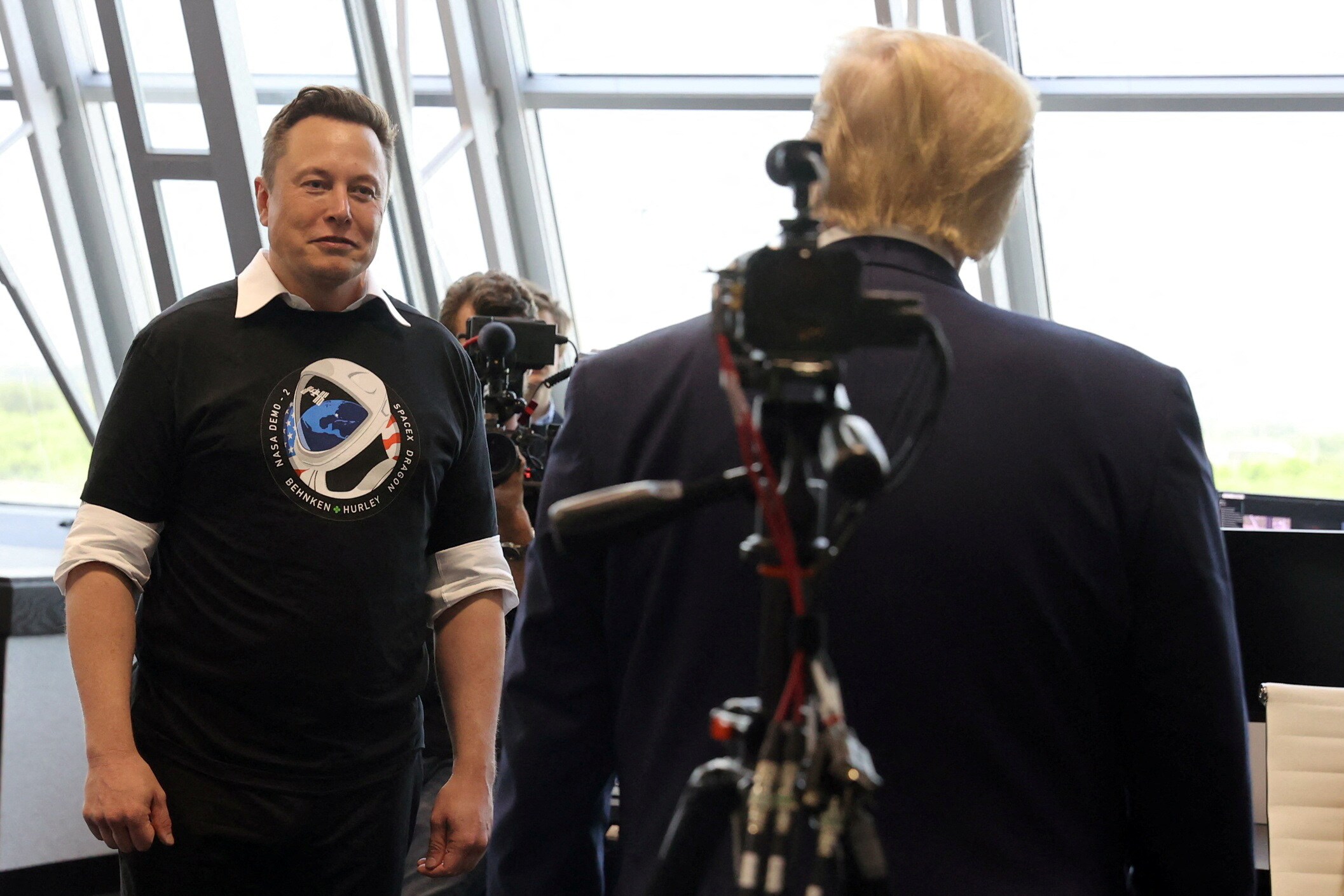Plots twee handen op een buik: publieke steun van Elon Musk voor Donald ...