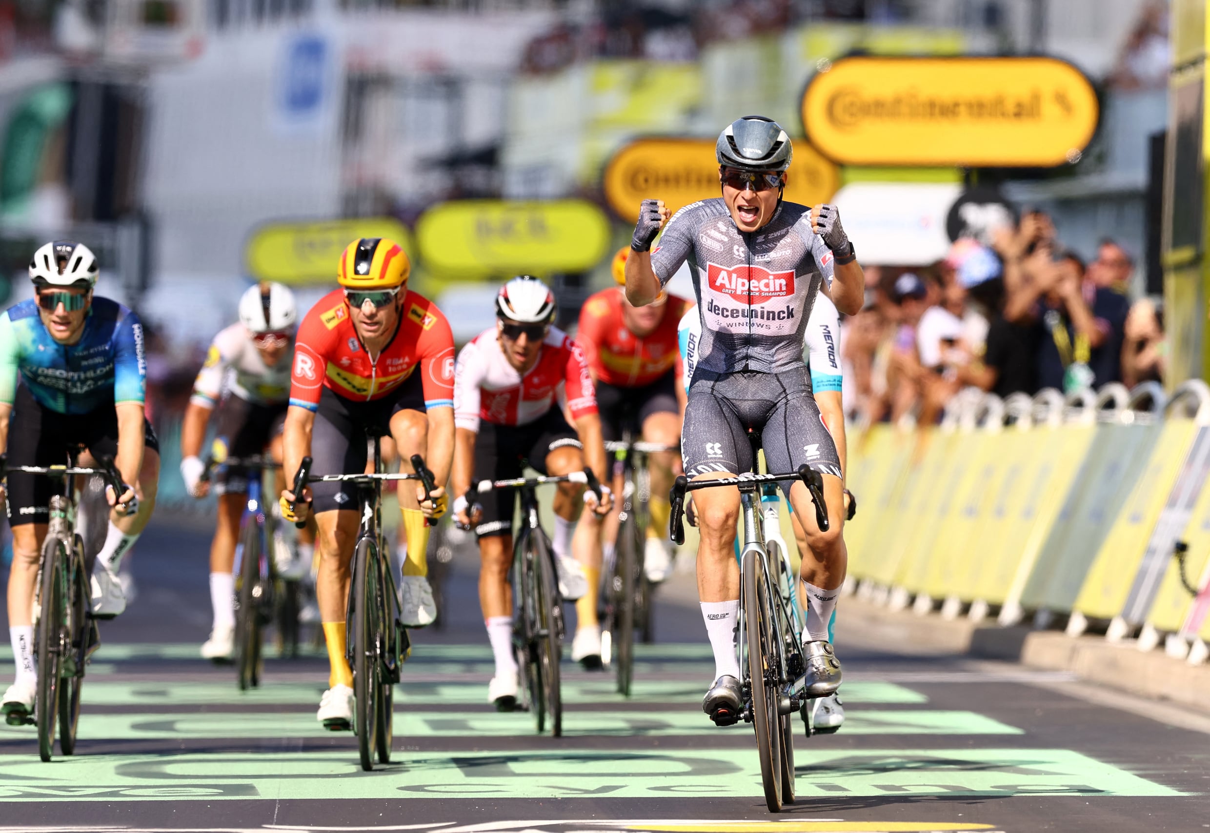 Jasper Philipsen boekt derde ritzege in Tour de France, groene trui ...