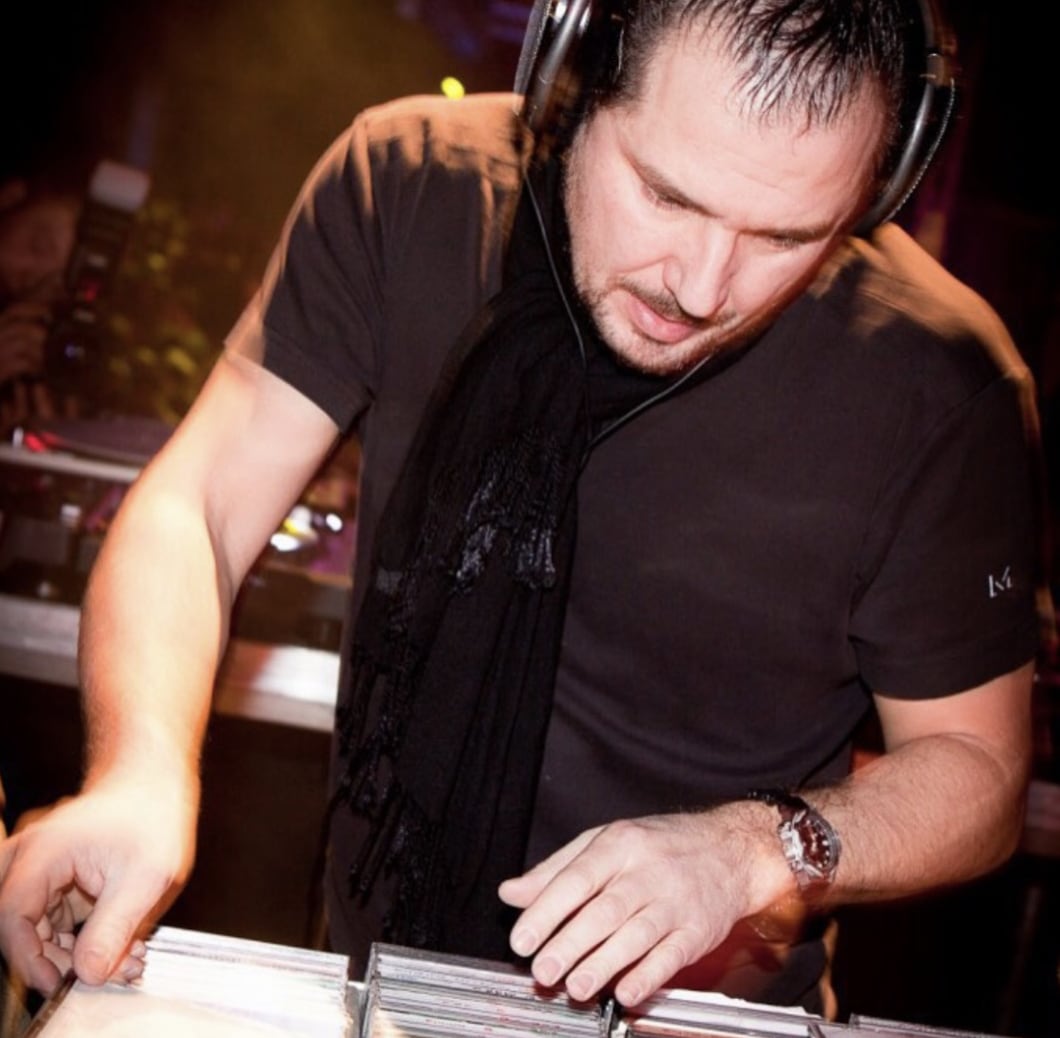 ‘Veel jonge dj’s kunnen misschien goed op knoppekes duwen, maar daarom ...