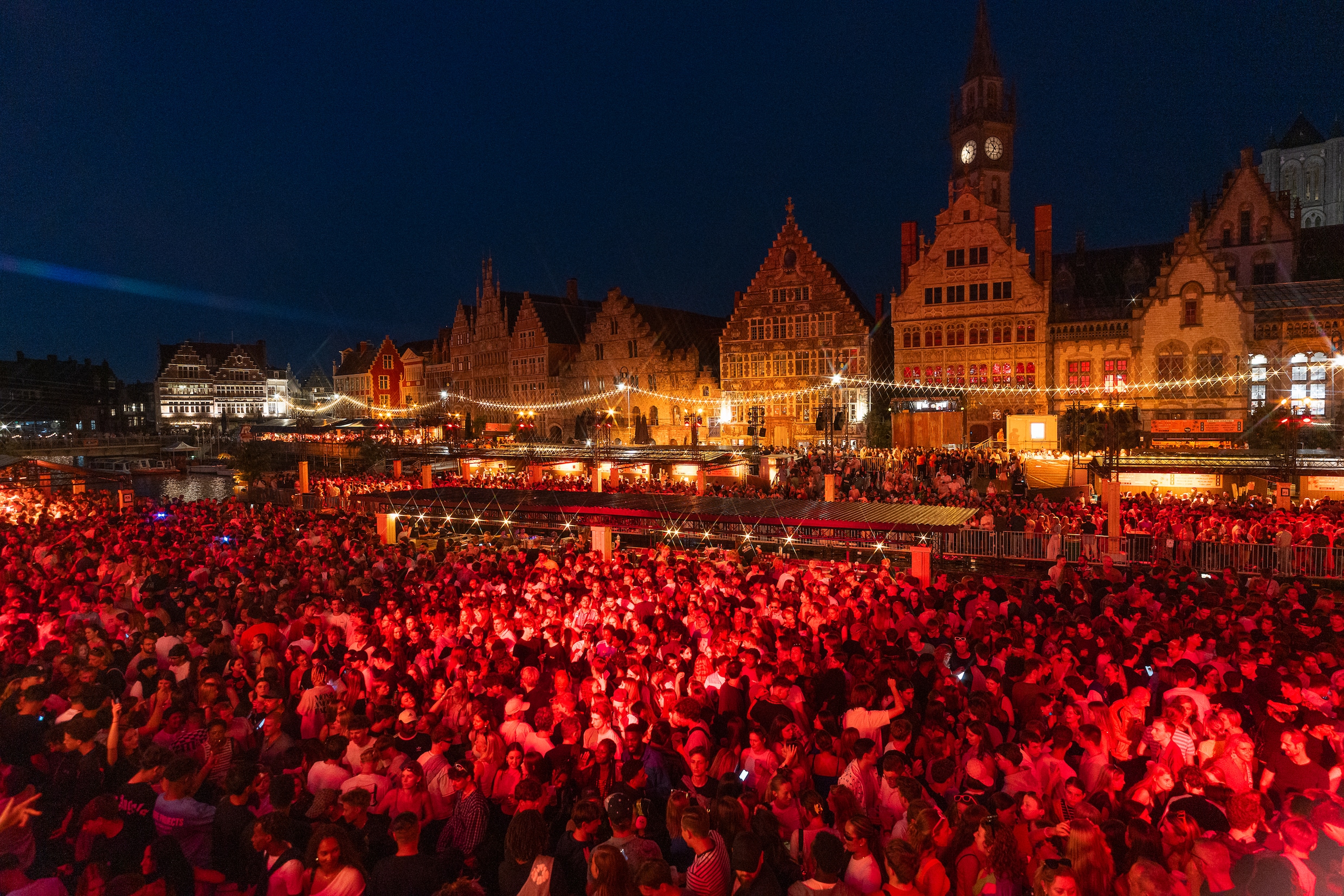 Pleinen op de Gentse Feesten bleven vrijdag uur langer open door ...