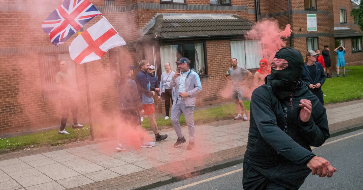 Relschoppers steken politiebureau in brand bij nieuwe rellen in ...
