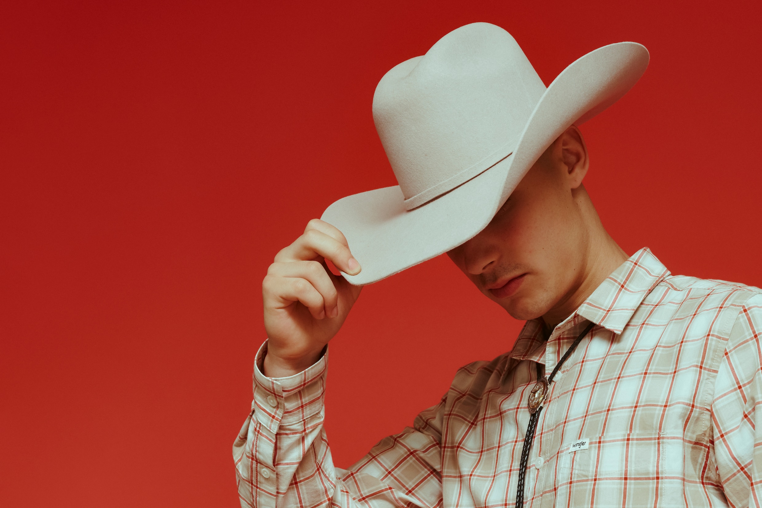 Hij heeft een onverwachte zomerhit te pakken en staat hier en daar op ...