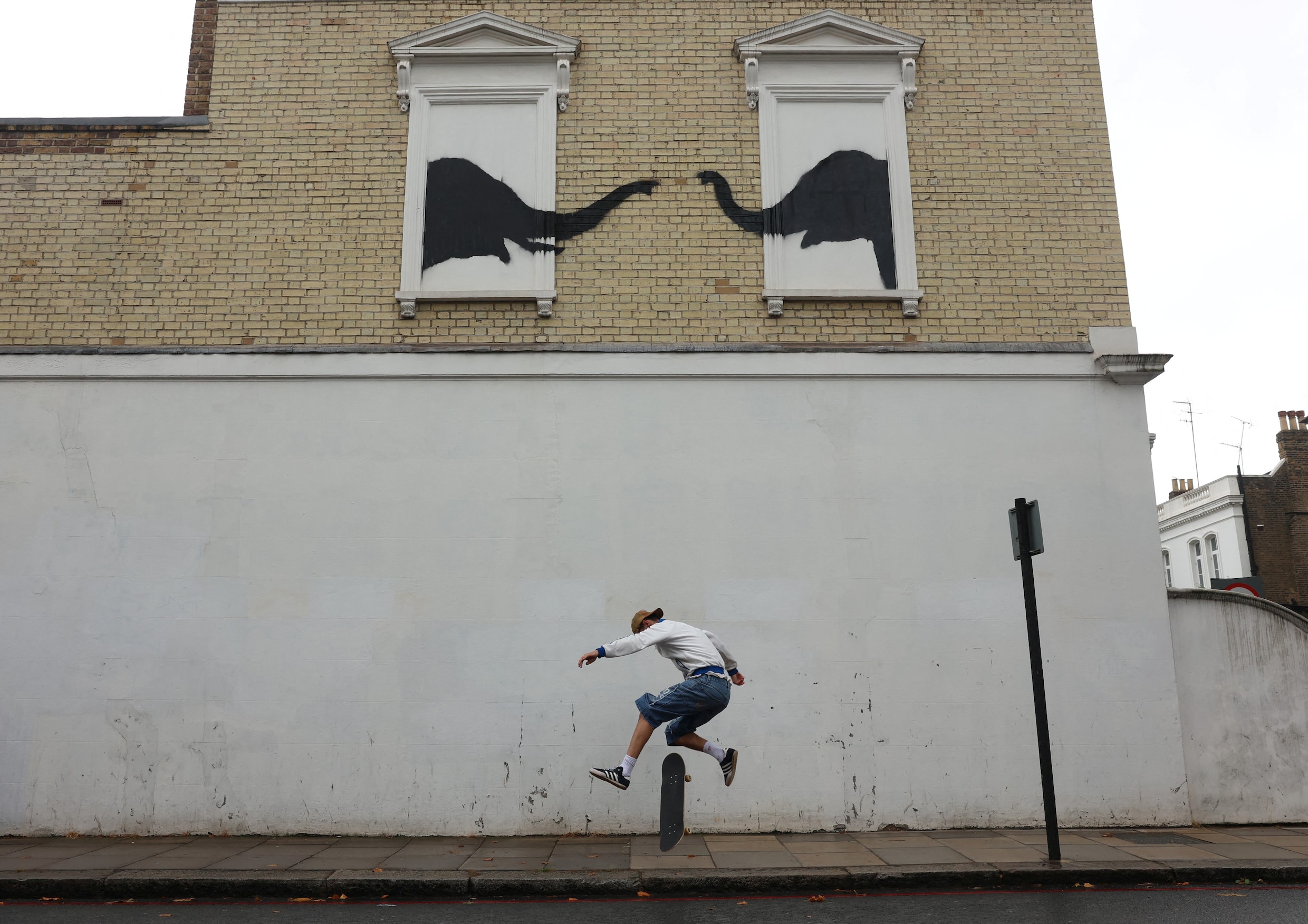 Nu al zevende kunstwerk onthuld: terwijl Banksy Londen opvrolijkt met ...