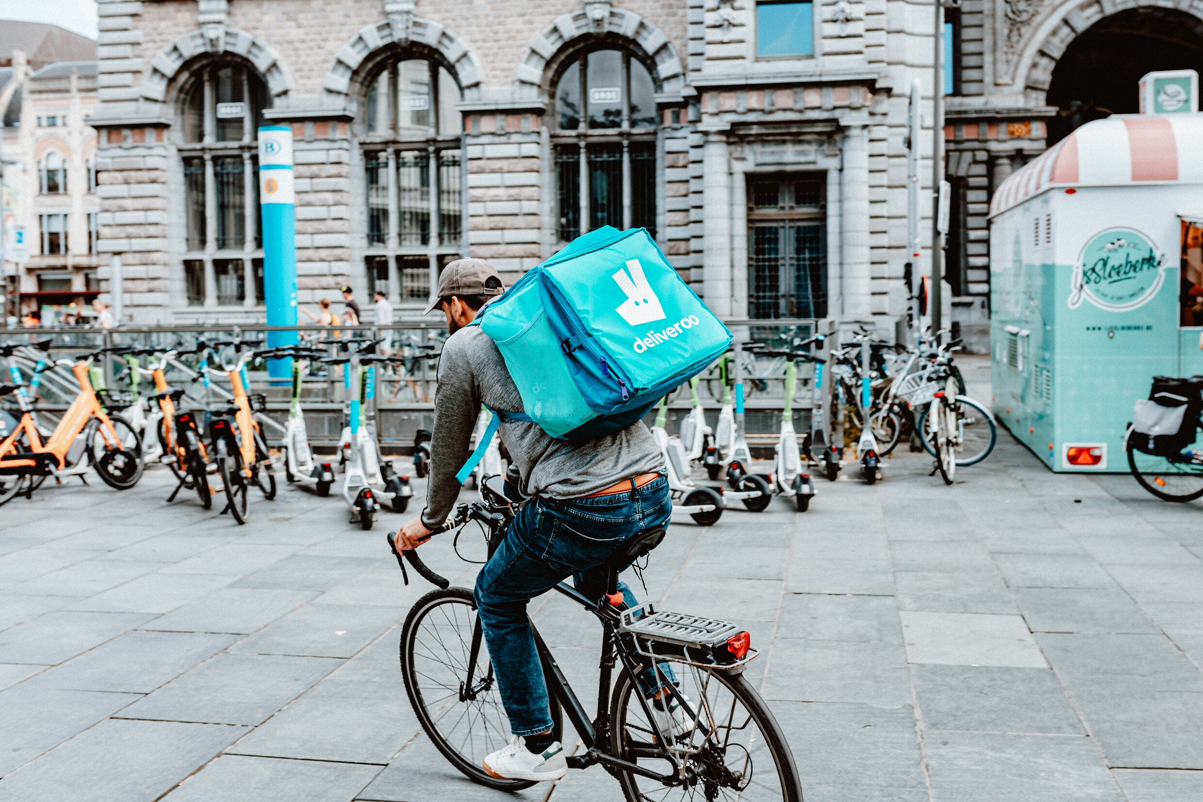 Fietskoeriers blijven massaal ‘bijklussen’, Vooruit wil paal en perk ...