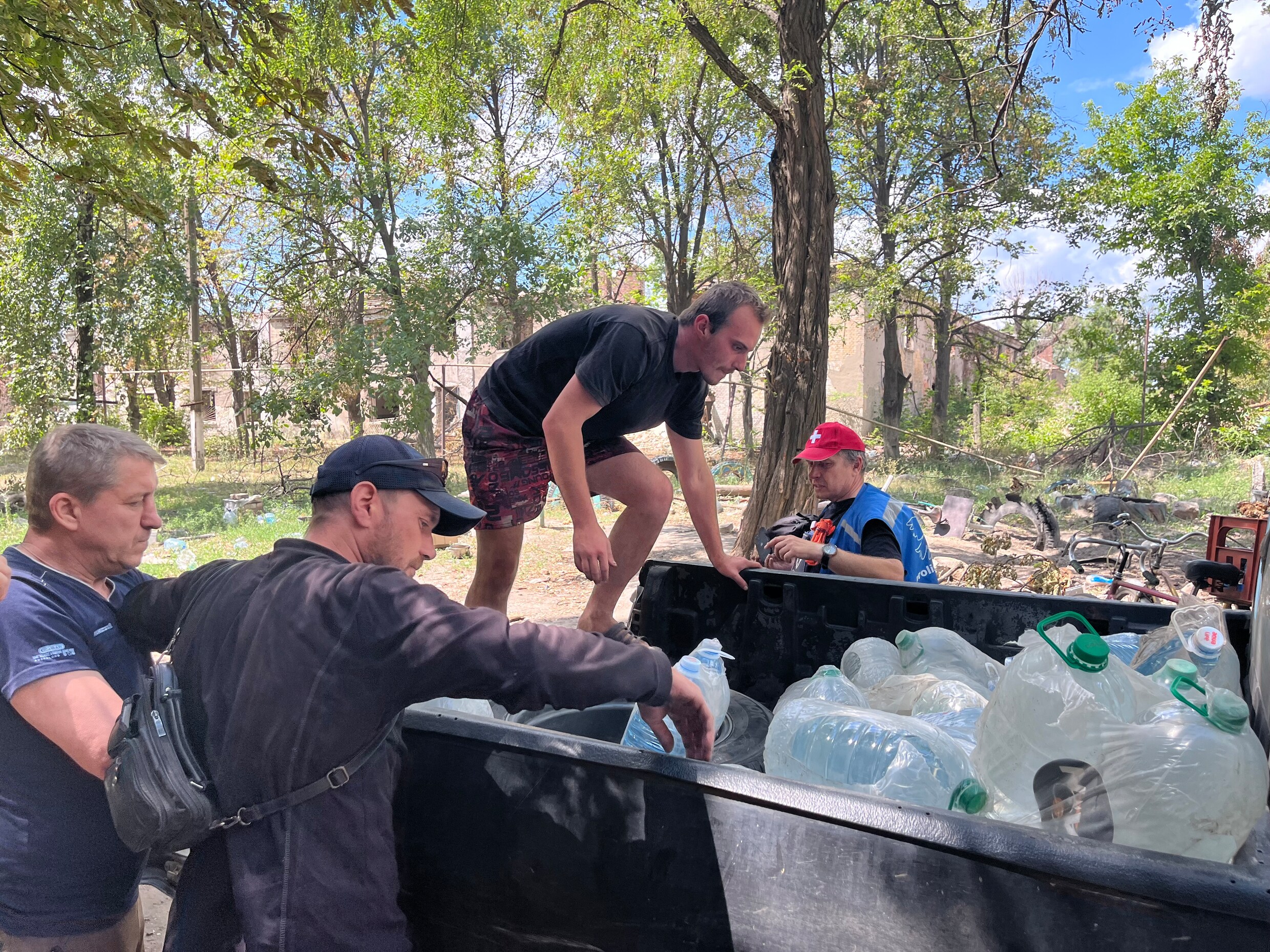 Voormalig dierenarts helpt in de Donbas. ‘Als ik schreeuw, spring dan ...