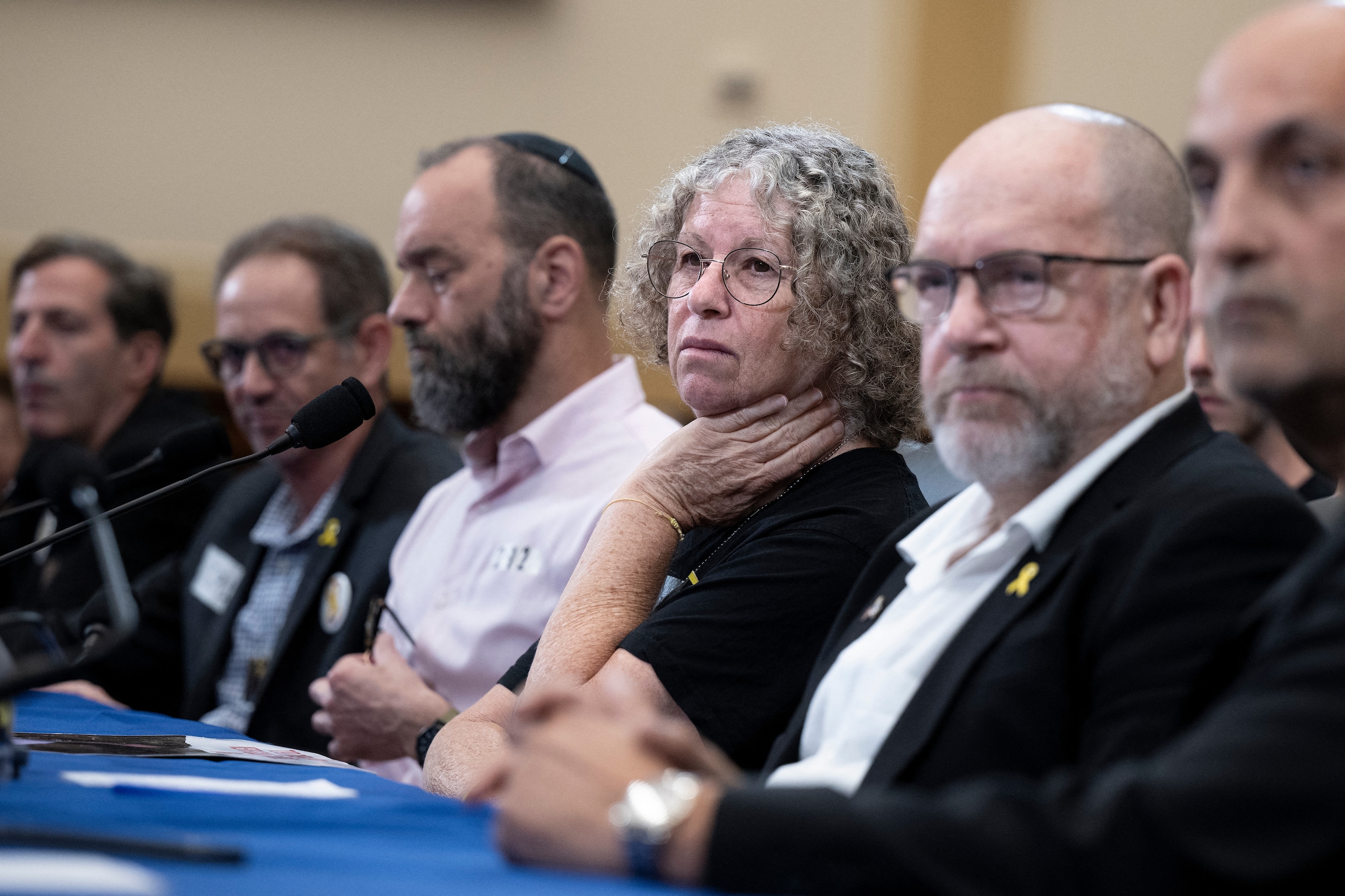 ‘Eén keer haalde een bewaker één van de meisjes uit de kamer. Toen ze ...