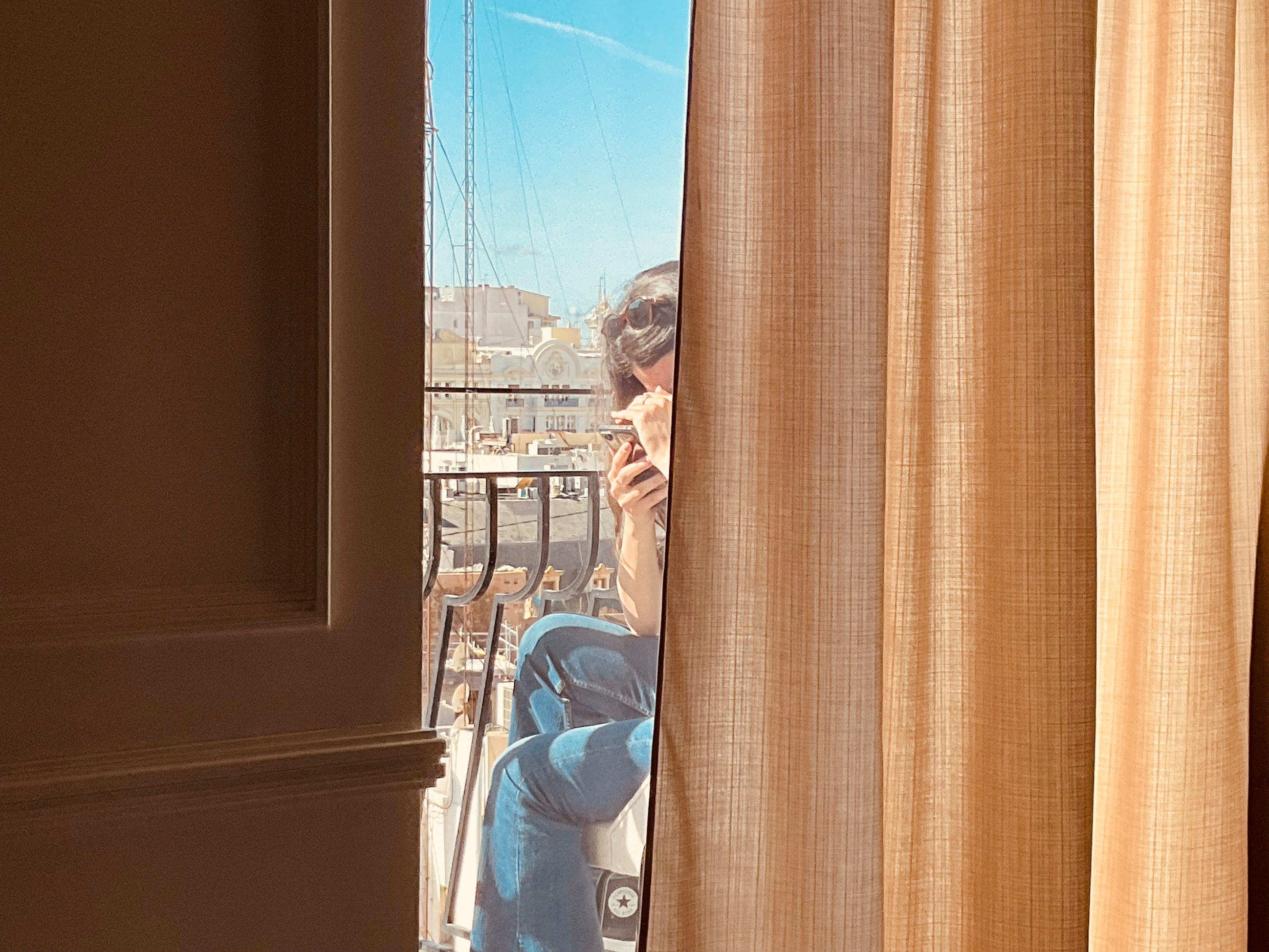 Tom Barman exposeert zijn foto’s in zijn eigen appartement: ‘Fotografie ...