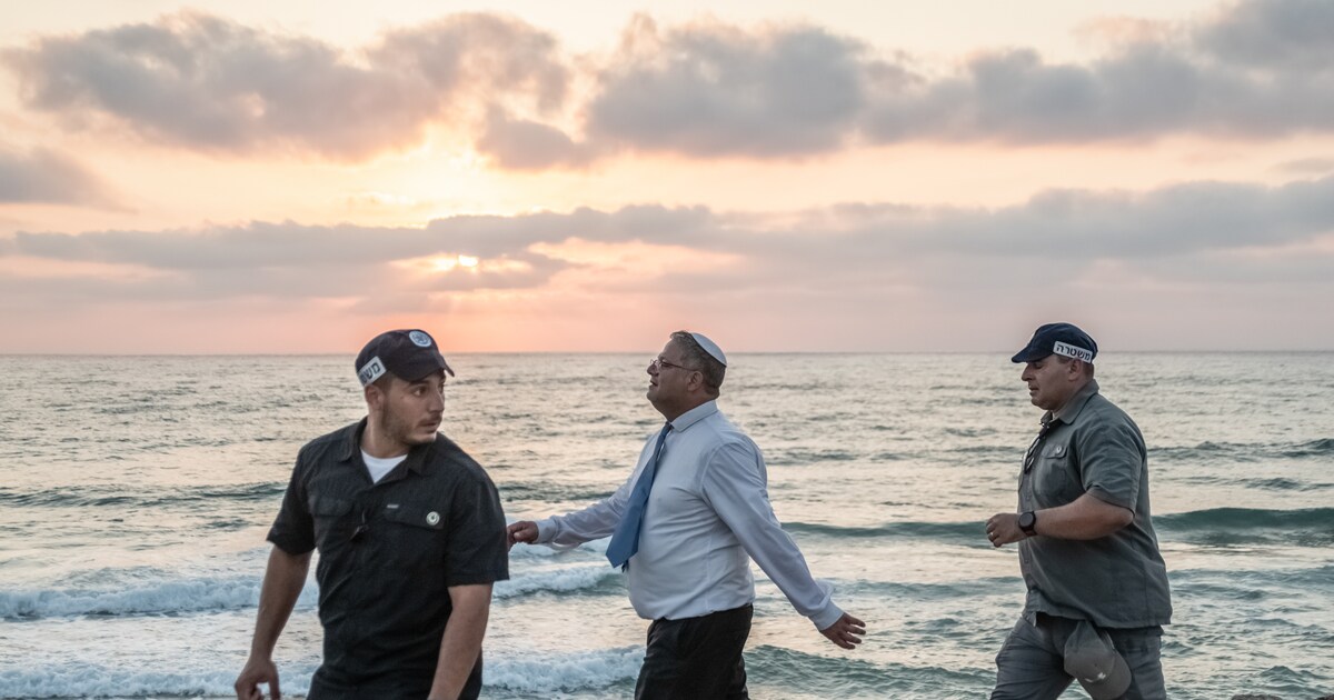 Een hand met zand als symbool voor Israëlische verdeeldheid | De Morgen