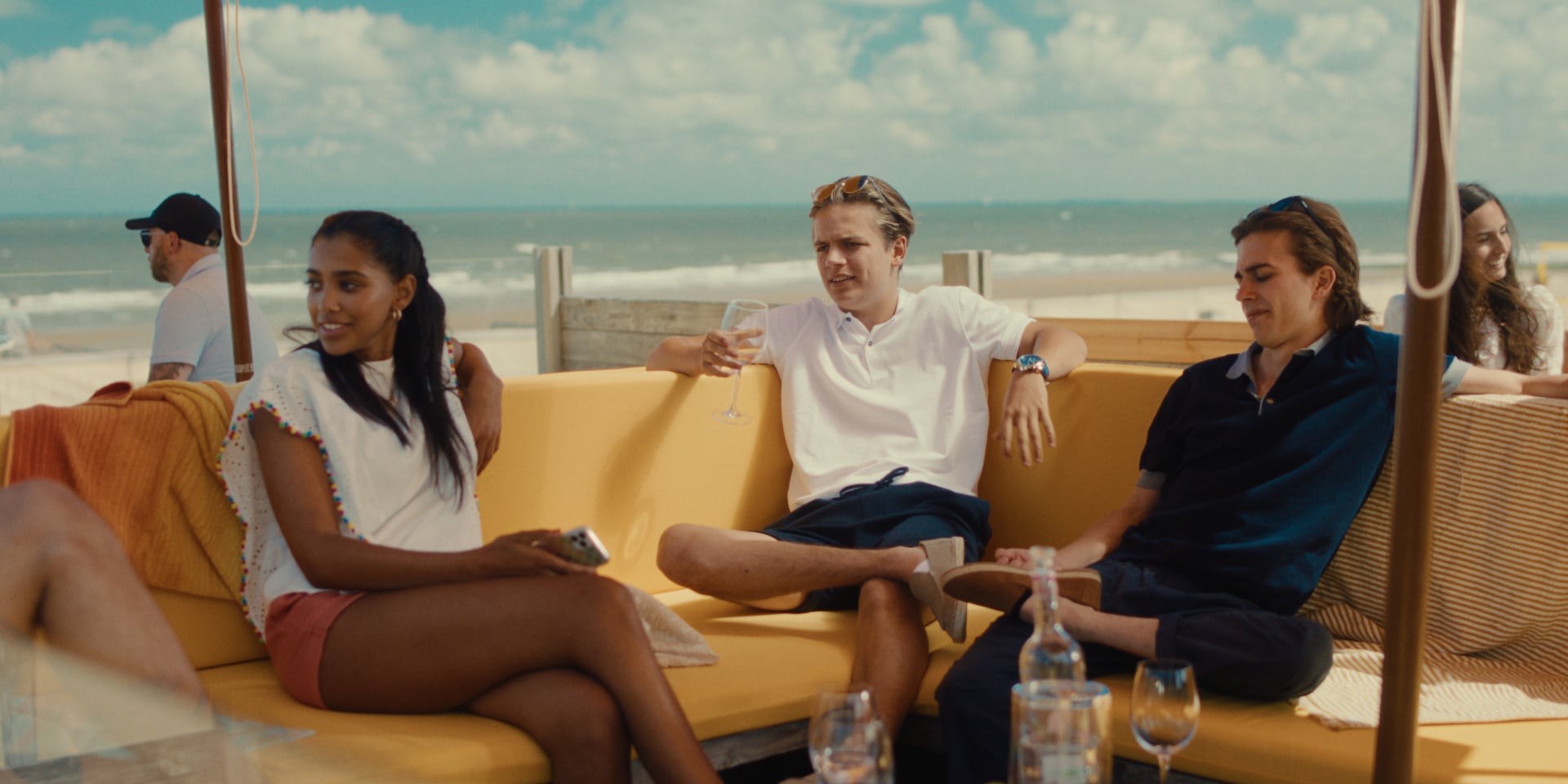 ‘De dagen die door mijn vingers glippen, dat vind ik een akelig gevoel’: ‘Knokke Off’-actrice ...