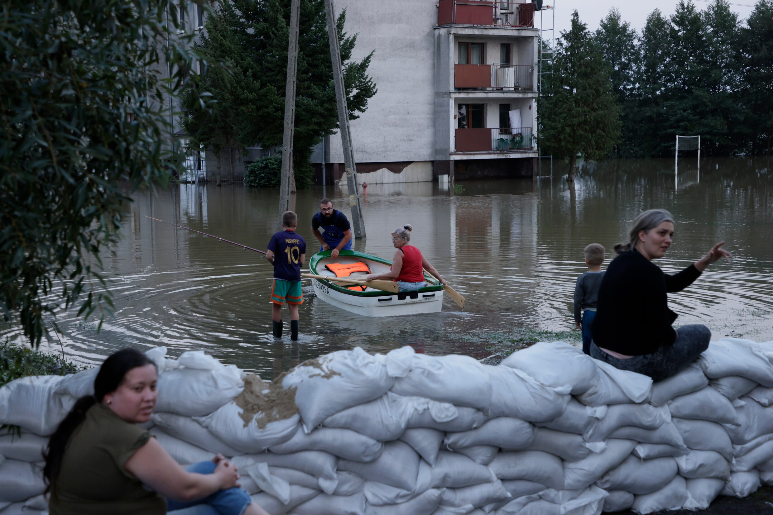 In overstroomd Polen resteren pijn, modder en nog altijd grillige ...