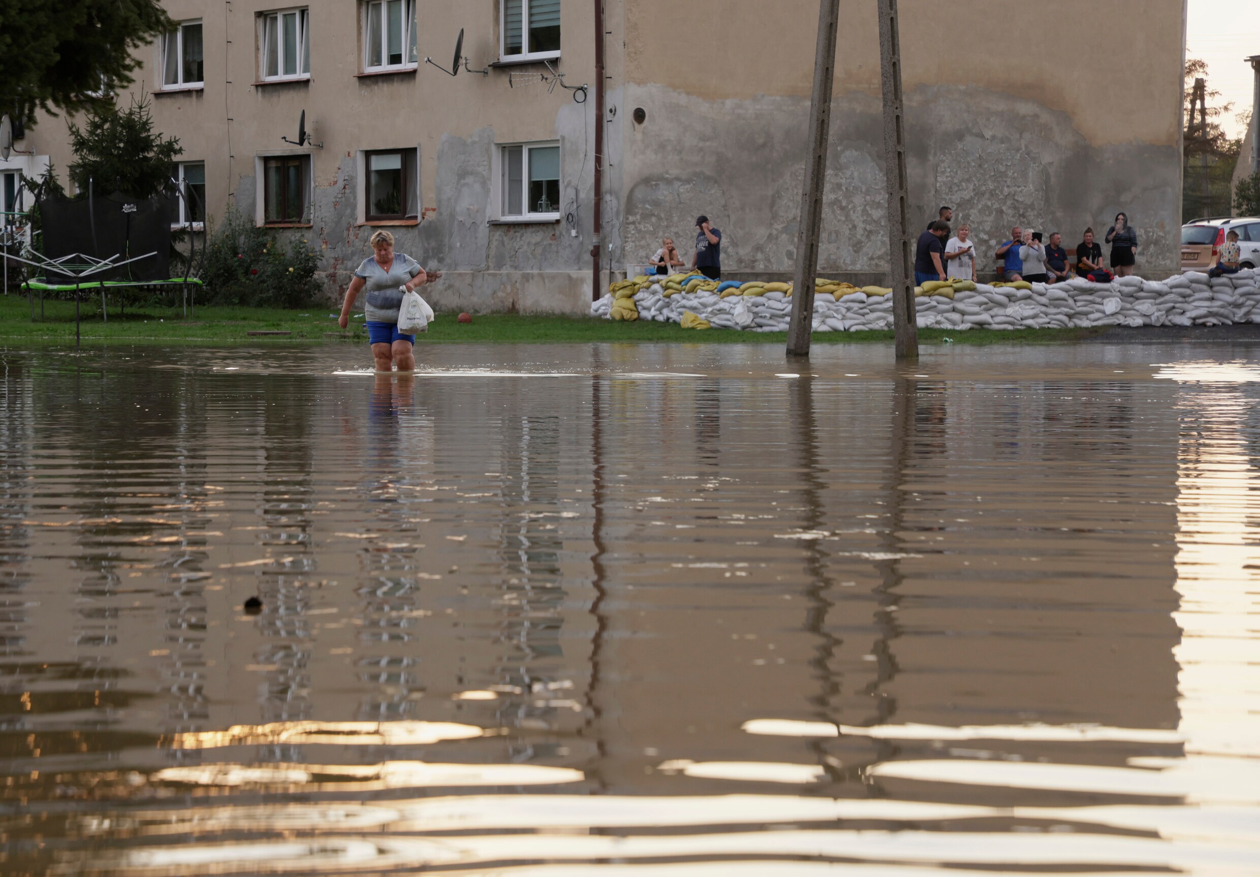 In overstroomd Polen resteren pijn, modder en nog altijd grillige ...