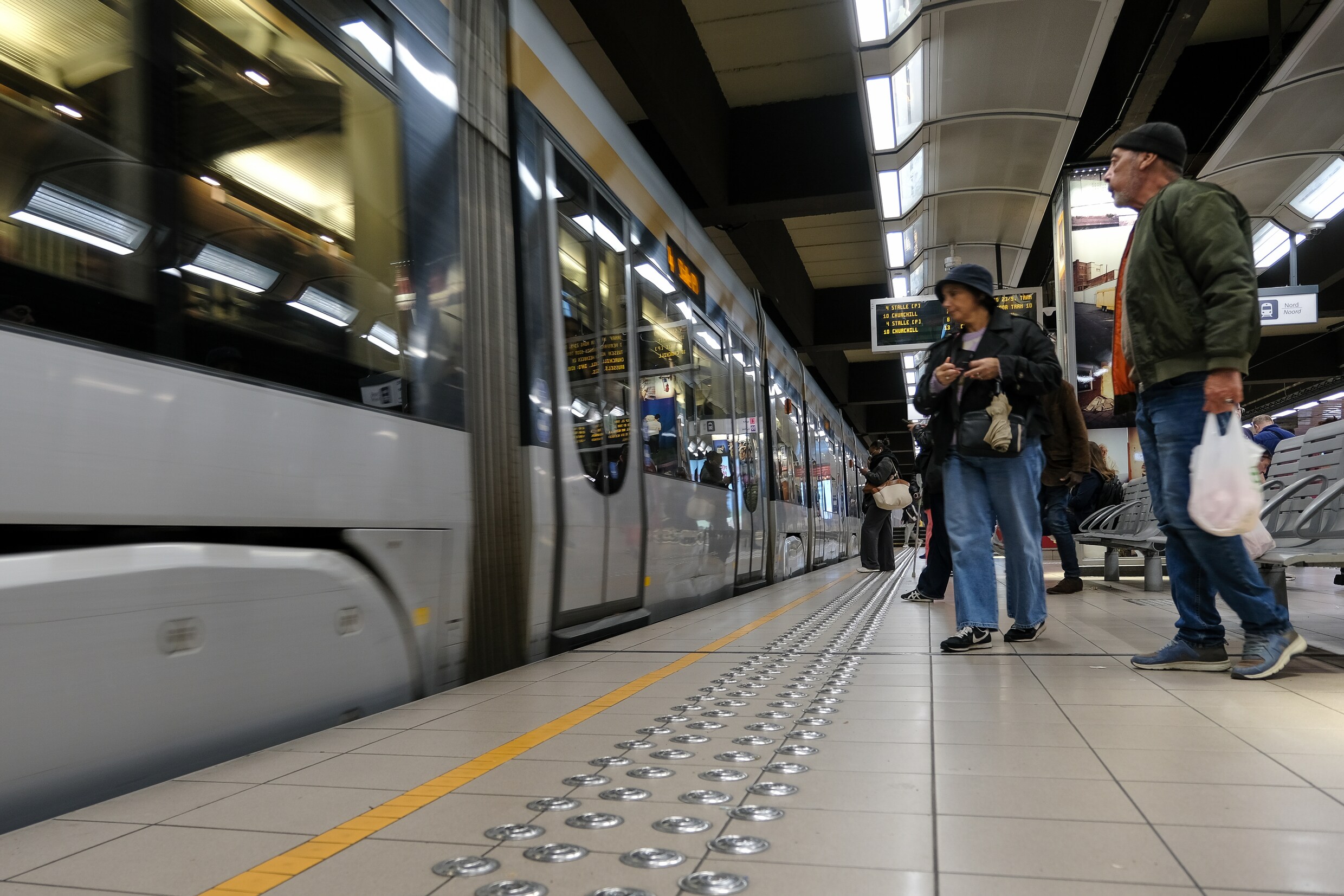 Aanvaring tussen betogers en politie aan hoofdkwartier Les Engagés ...