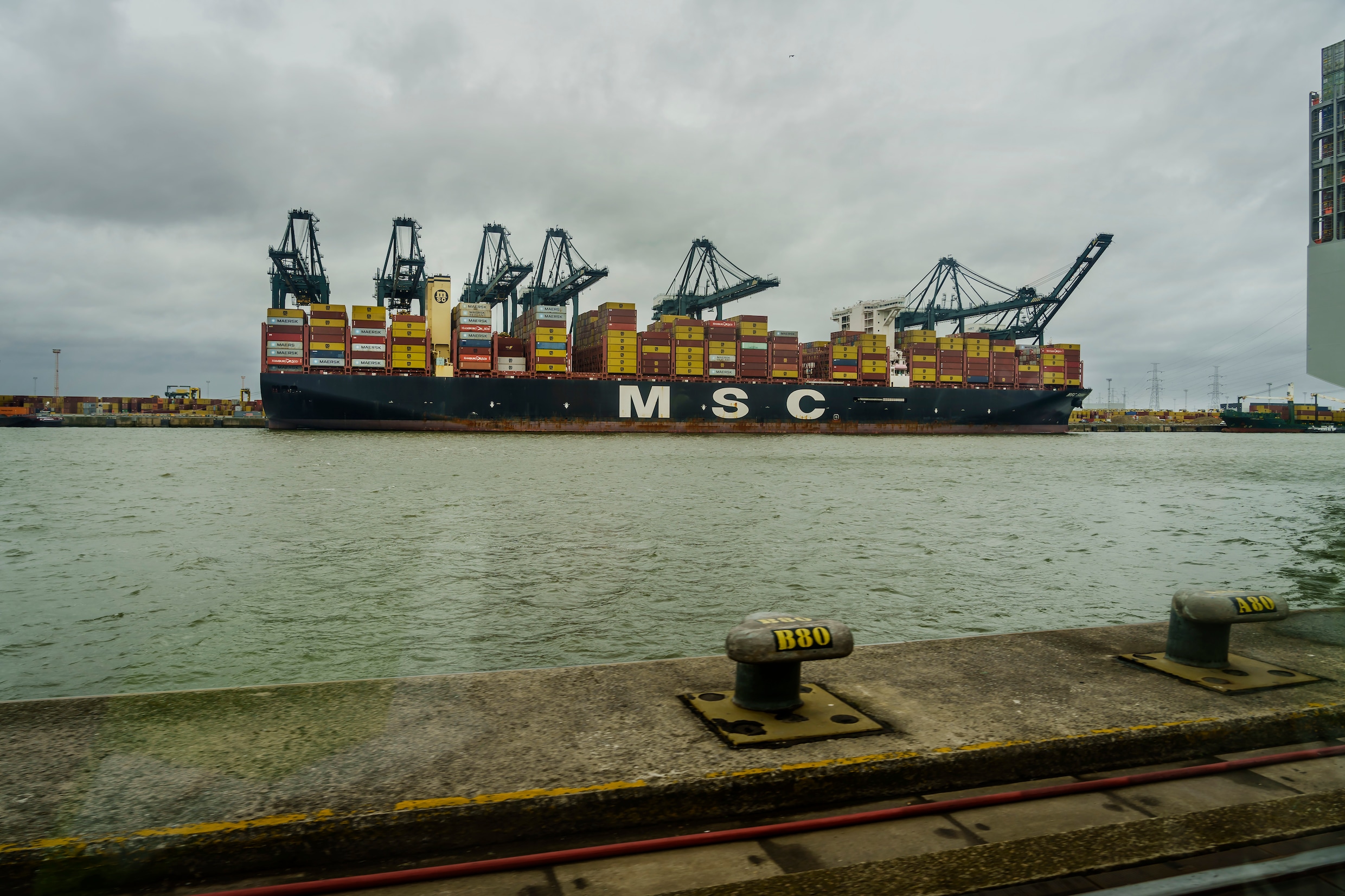 Container in Antwerpen vertrekkensklaar met onderdelen voor Israëlisch ...