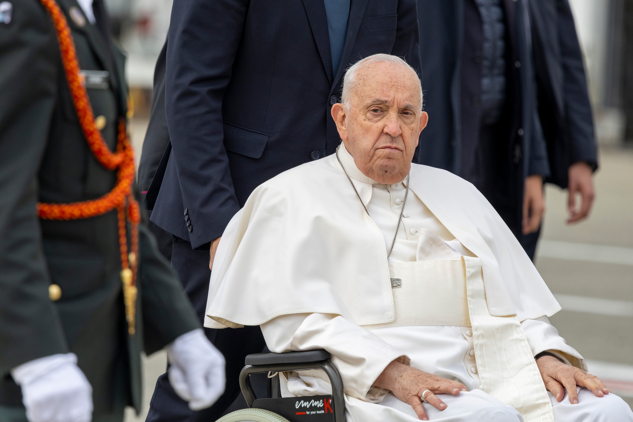 Paus Franciscus kampt met dubbele longontsteking: ‘Zijn ...