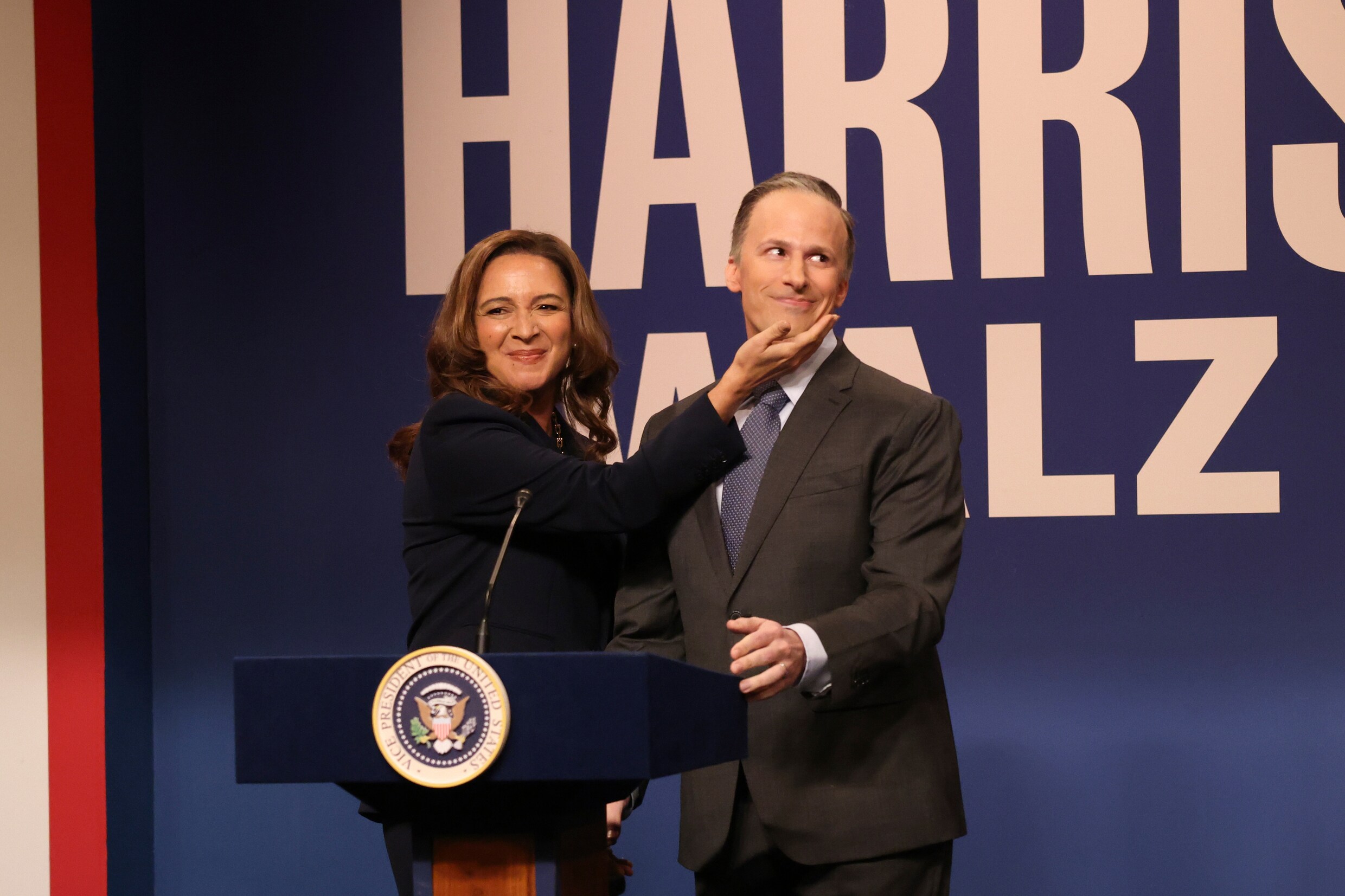 Maya Rudolph blinkt uit in haar imitaties van ‘Mamala’ Harris, maar ...