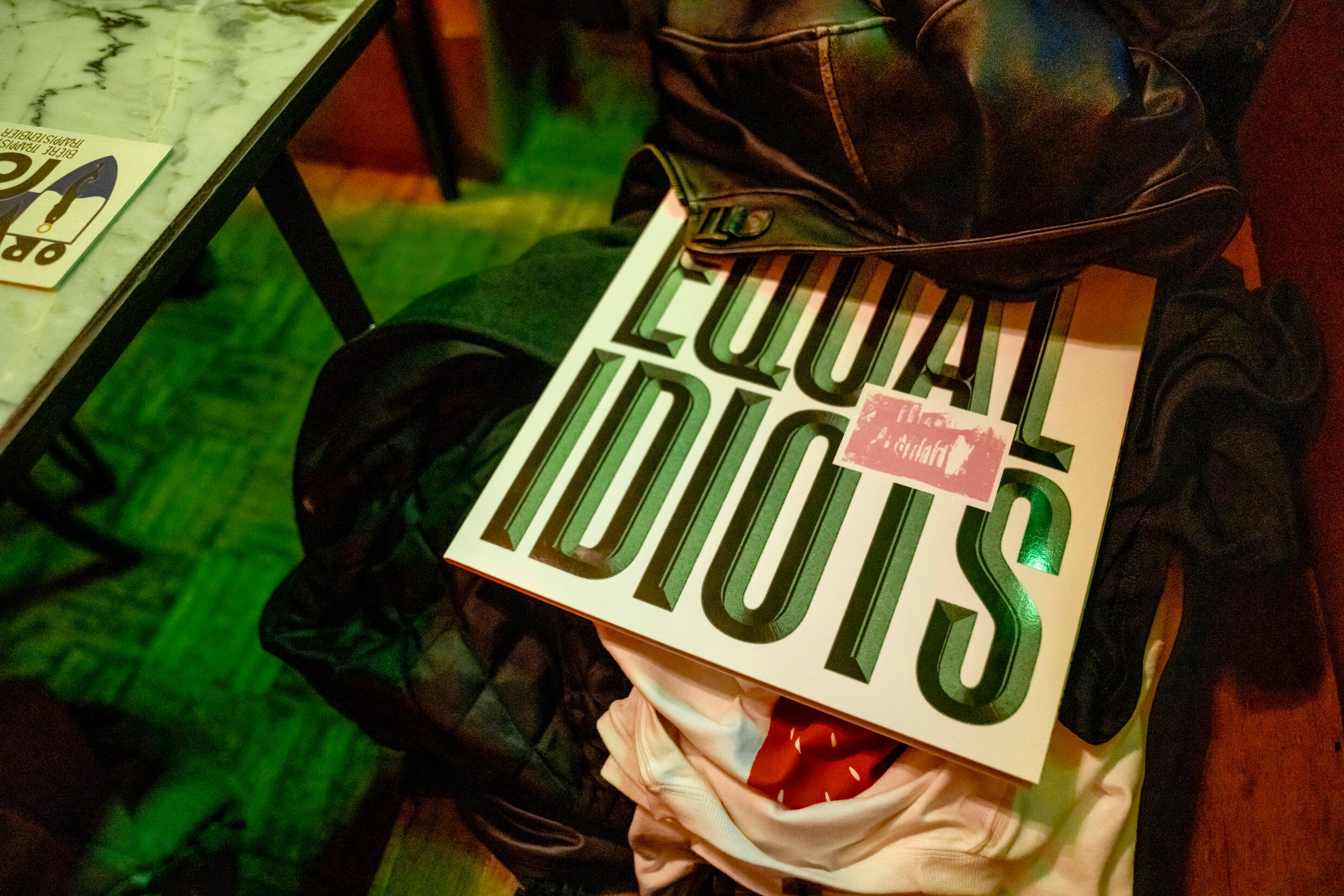 Equal Idiots over hun derde, titelloze langspeler: ‘We hebben een volledige plaat in de ...