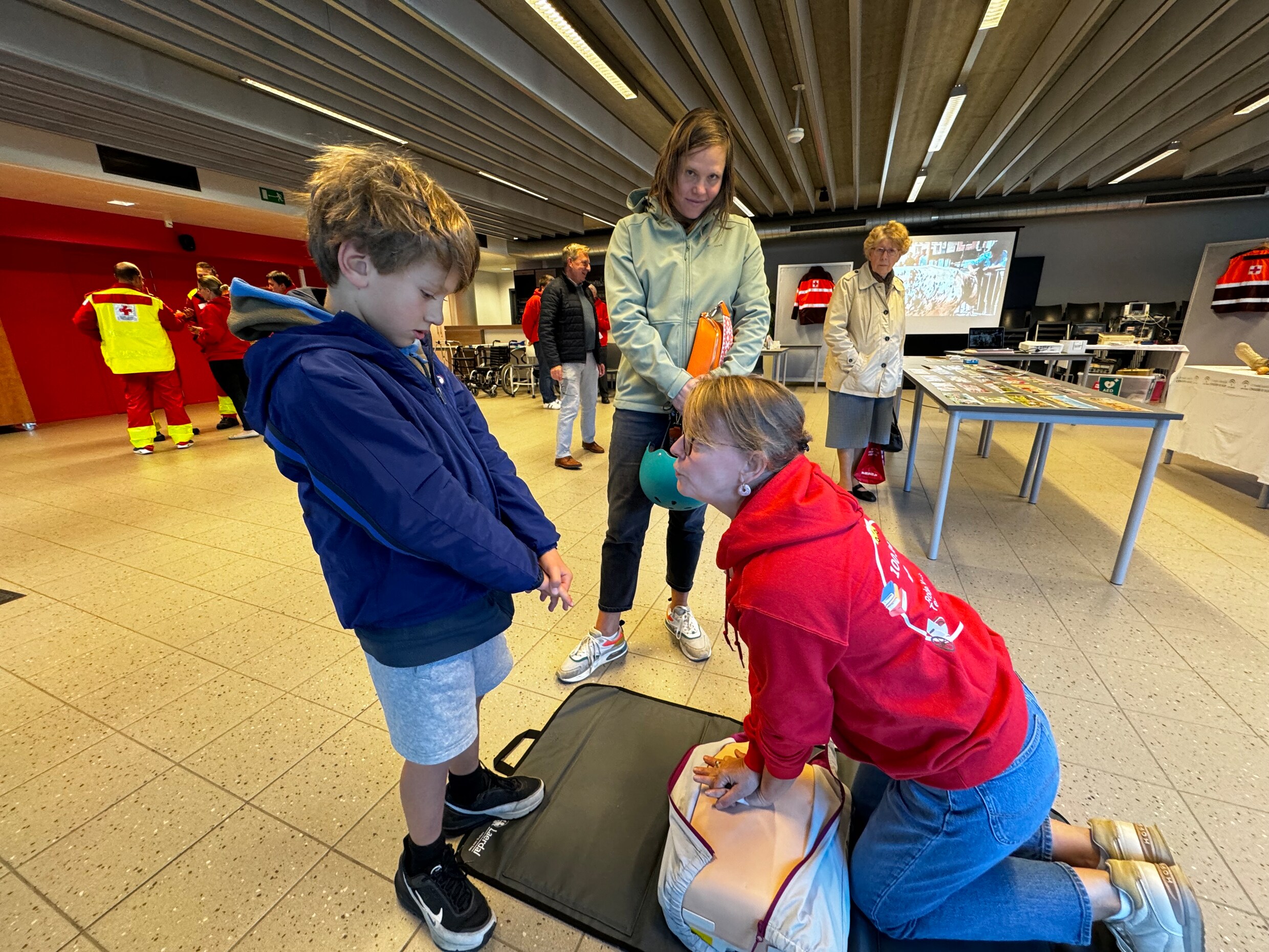 Campagne Jeugd Rode Kruis leert kinderen eerste hulp en noodnummer ...