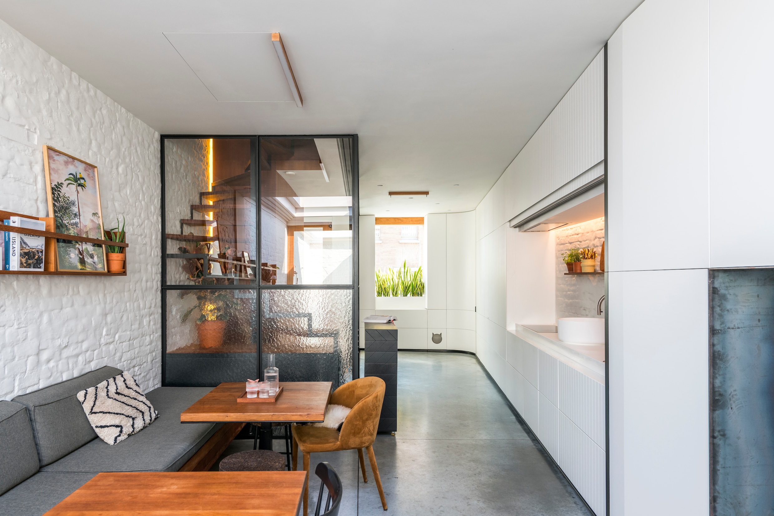 Doe-het-zelfdesigner transformeert piepklein rijhuis tot ingenieuze ...