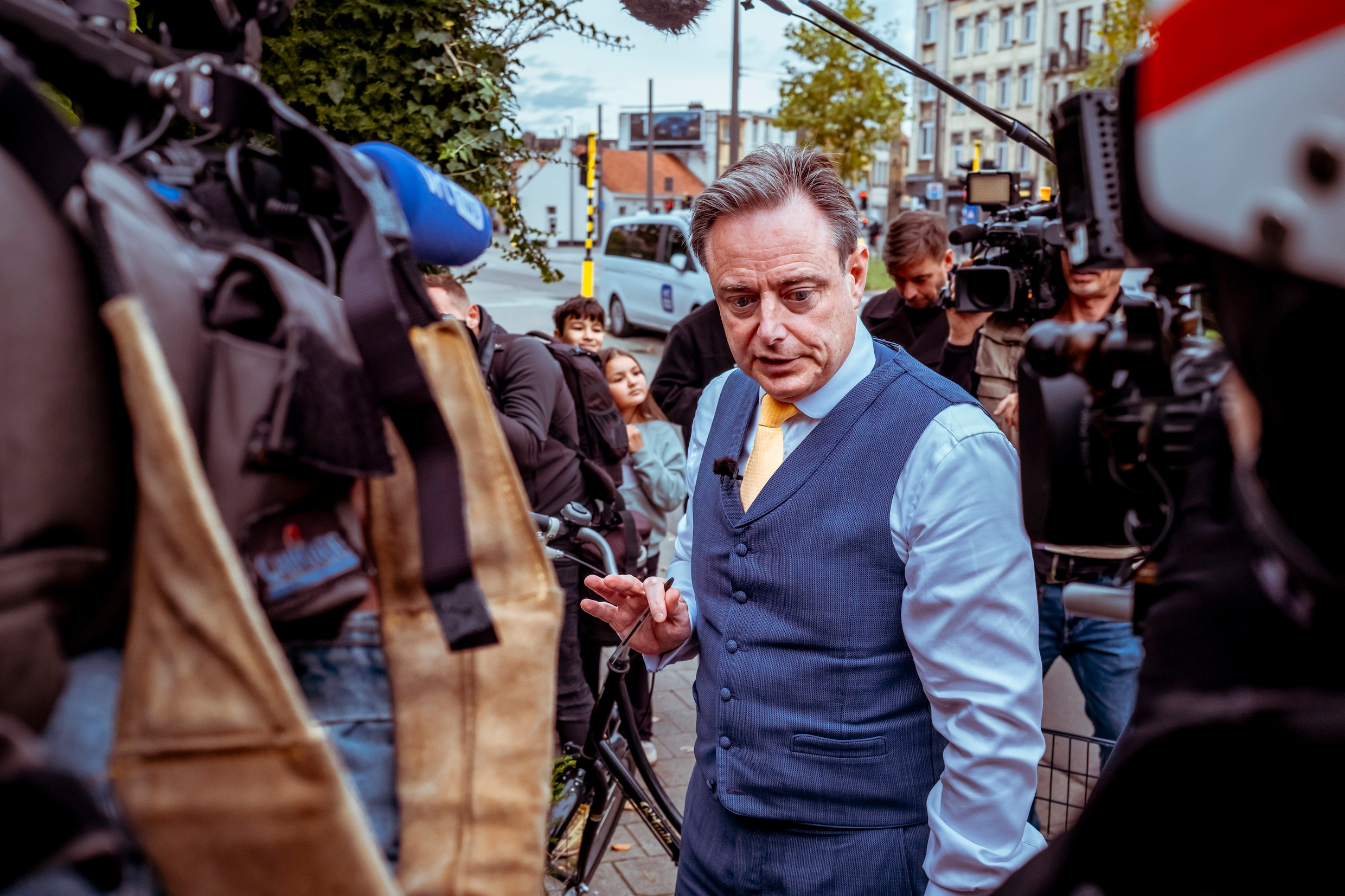 Formateur Bart De Wever denkt aan een ‘noodregering’ met volmachten ...