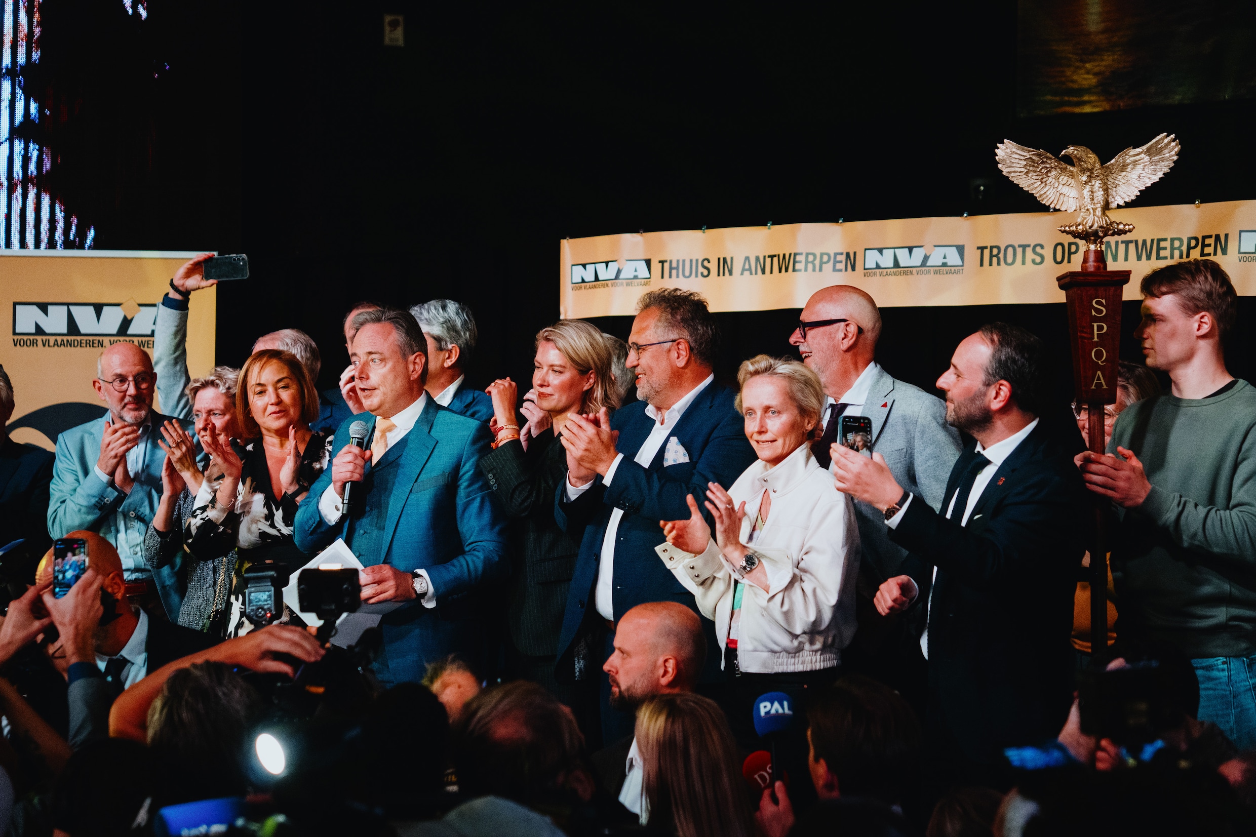 Zoon De Wever draagt standaard met adelaar ‘om papa een plezier te doen ...