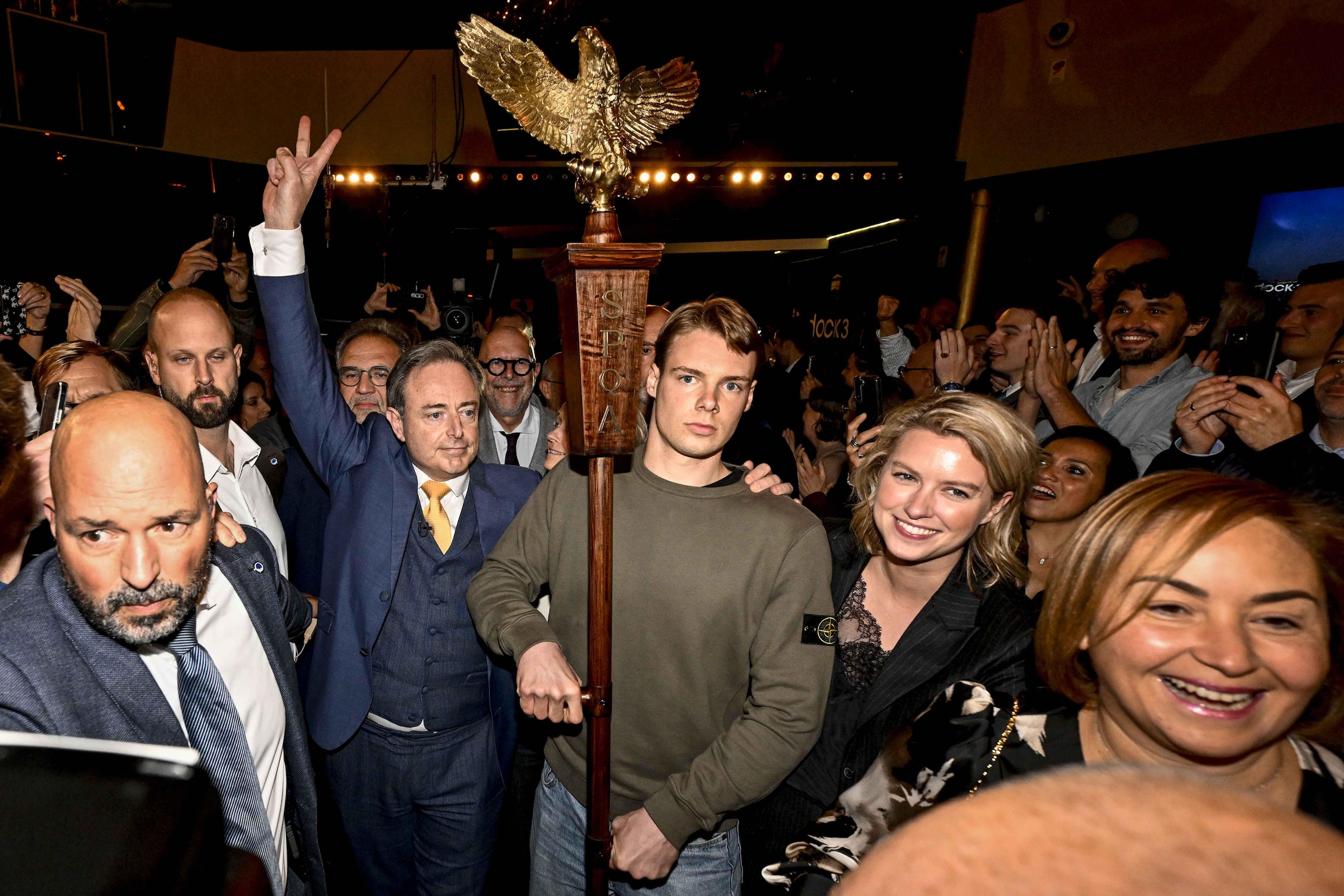 Zoon De Wever draagt standaard met adelaar ‘om papa een plezier te doen ...