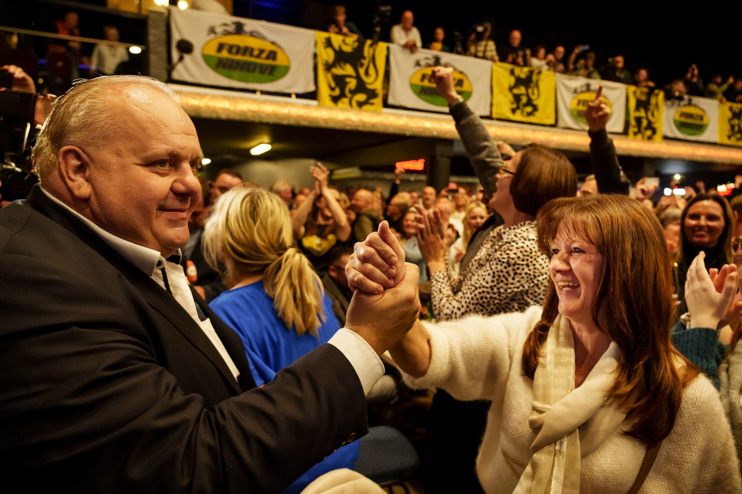 Franstalige journalisten geduwd en uitgescholden op overwinningsfeest ...