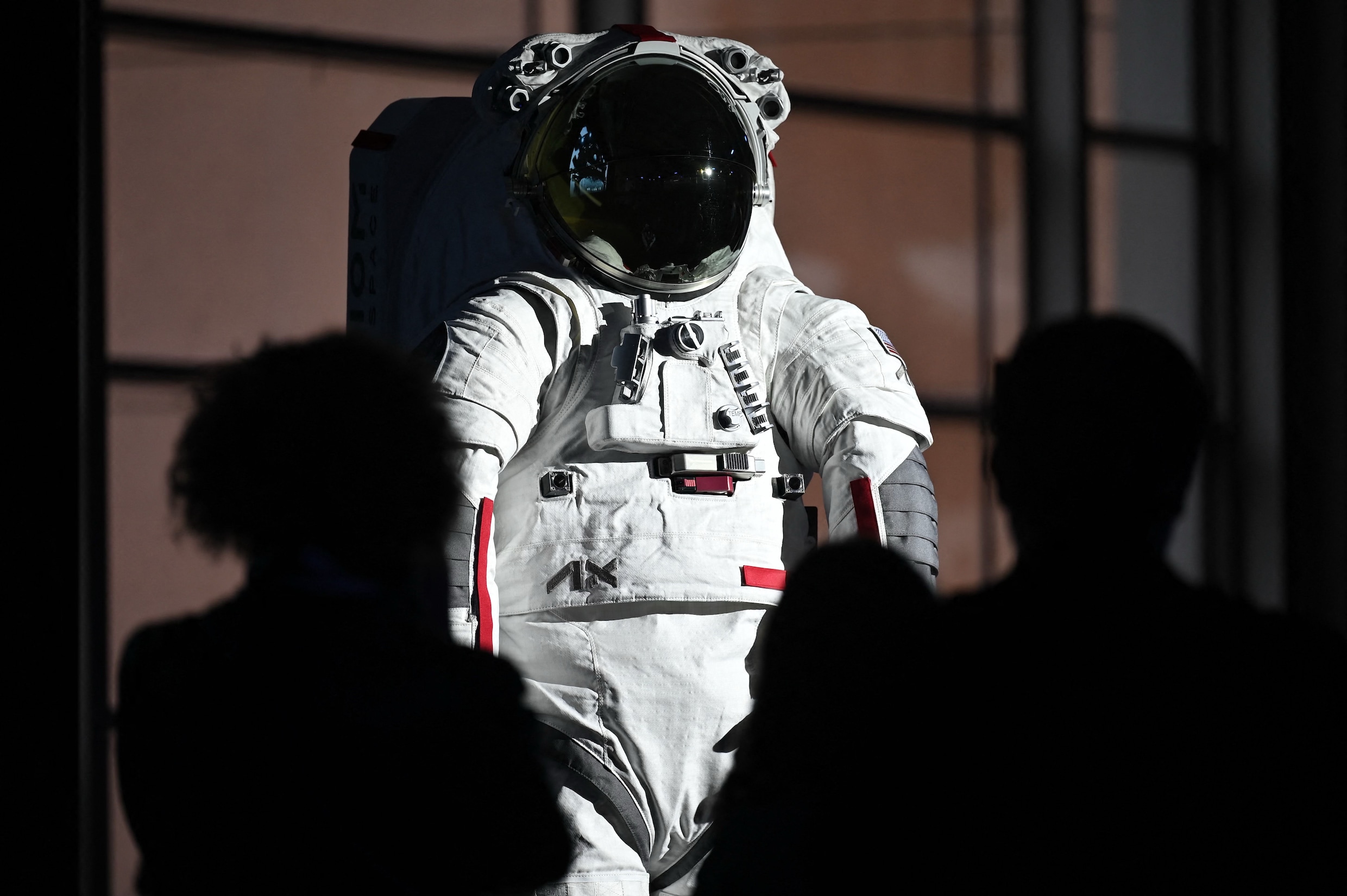 Prada op de maan: modemerk stelt ruimtepakken voor volgende maanmissie ...