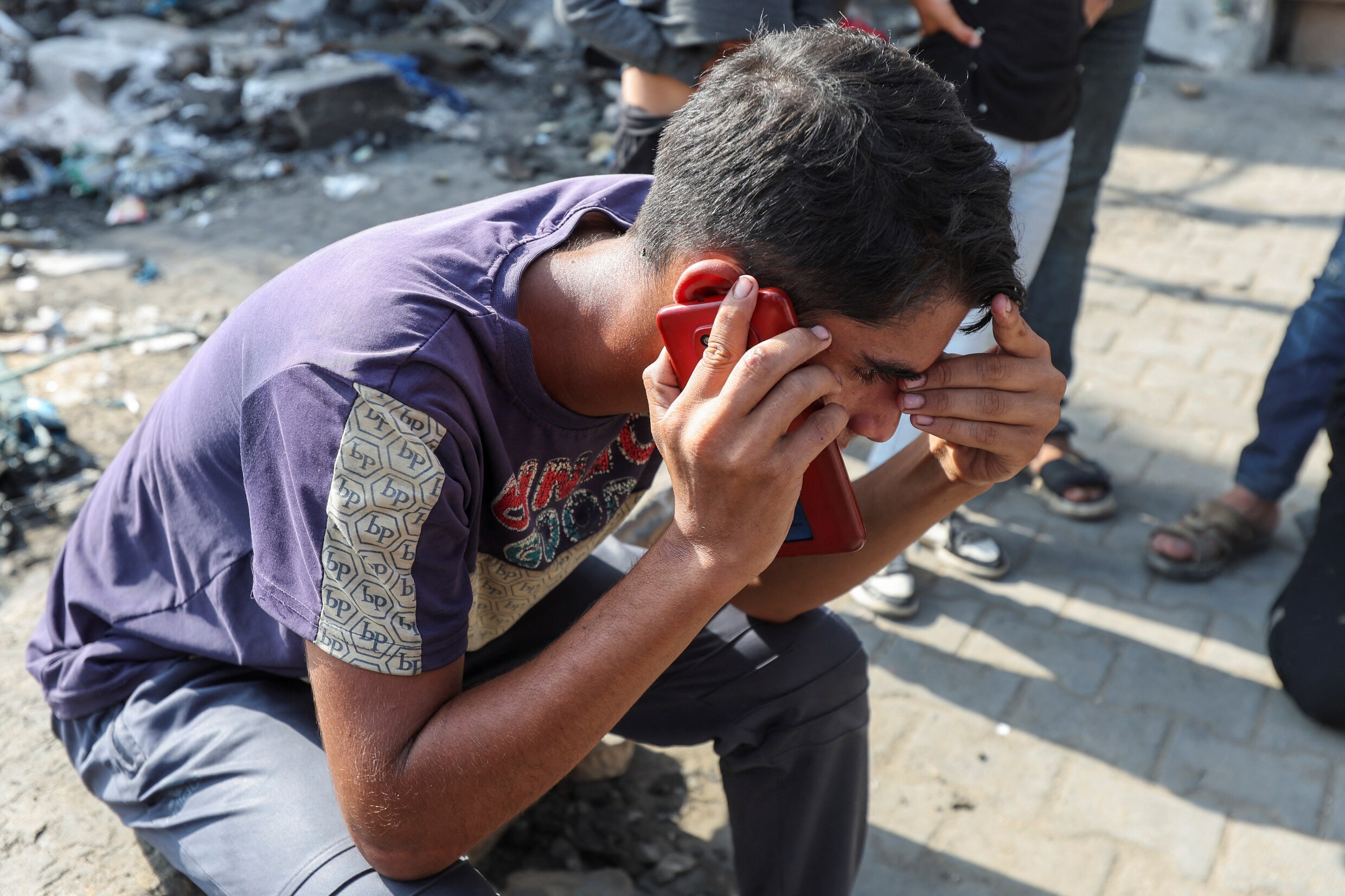De hoop opgeven is geen optie, de strijd opgeven ook niet. De ogen ...