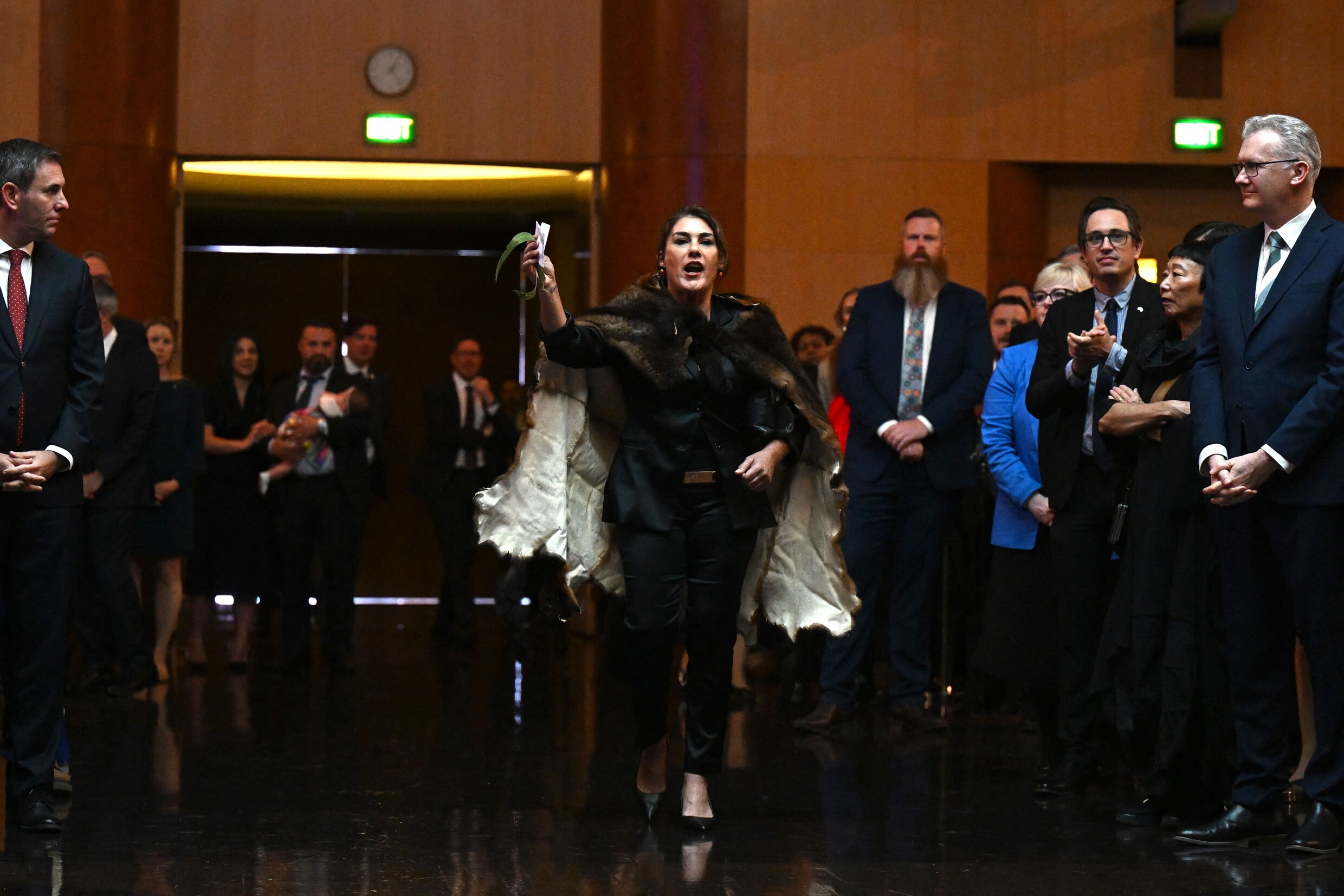 Australische senator vuurt tirade af richting Koning Charles: ‘Fuck de ...