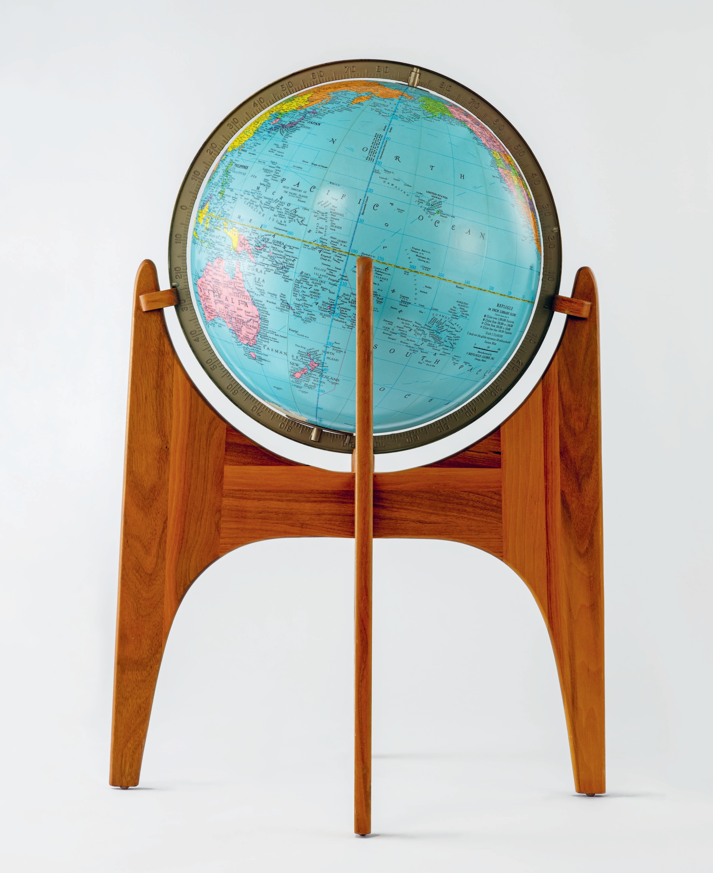 Een globe als sigarettenhouder, barretje of modieuze decoratie ...