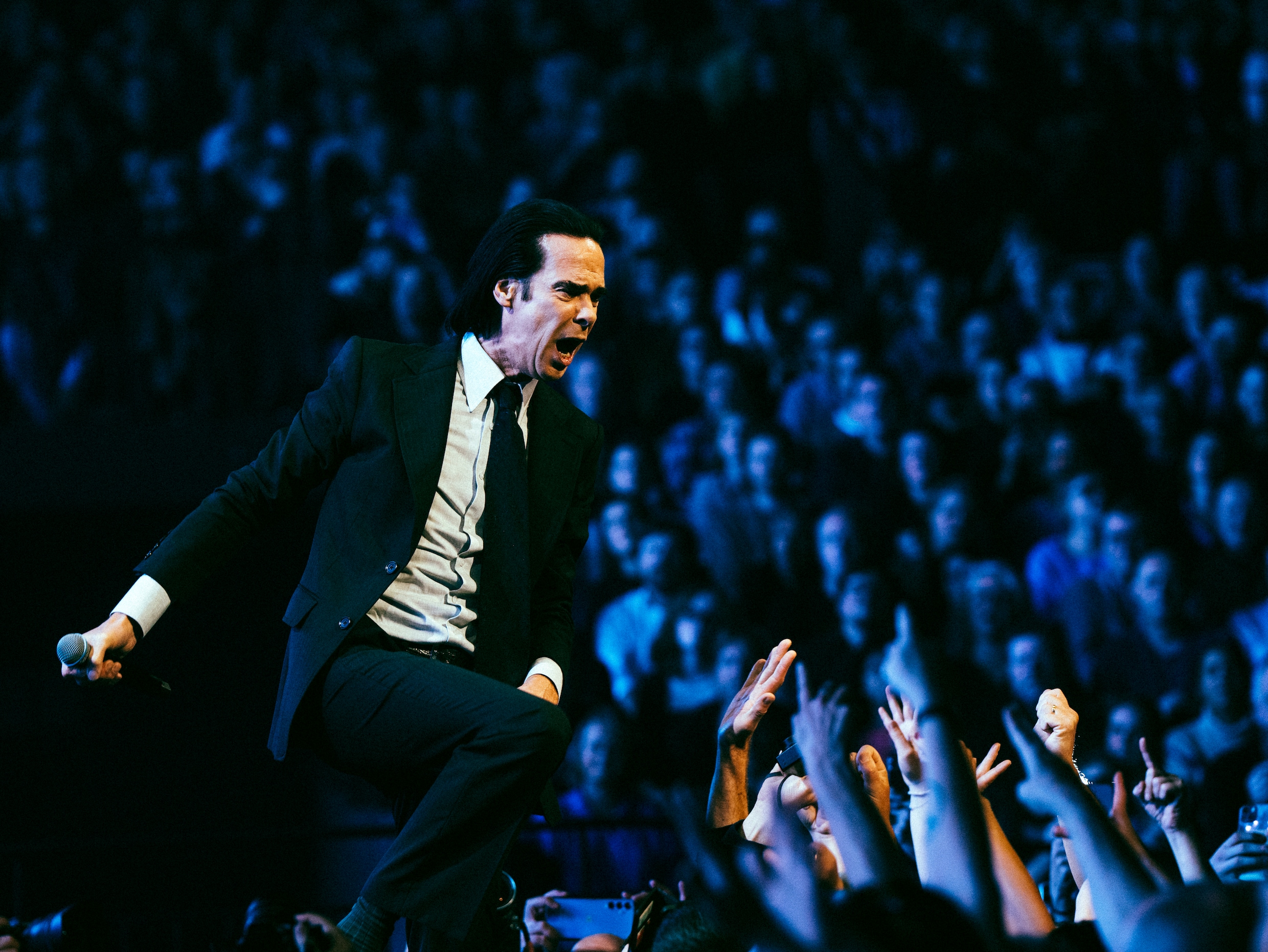 Aan het einde van zijn concert in het Sportpaleis zag Nick Cave er tien ...