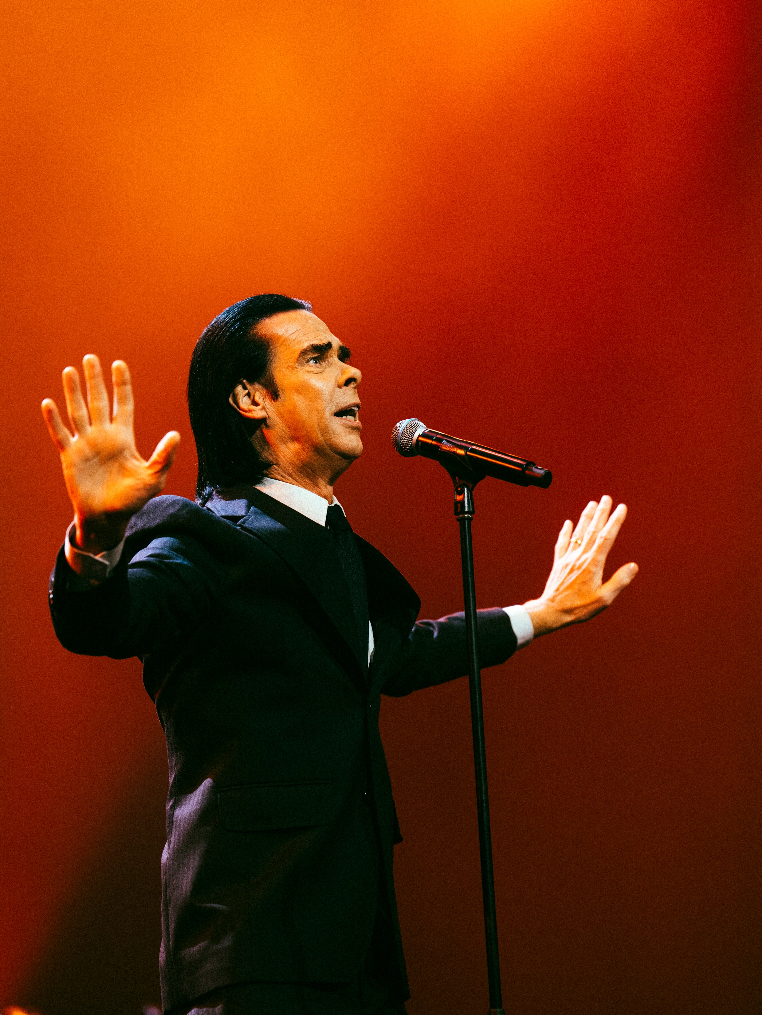 Aan het einde van zijn concert in het Sportpaleis zag Nick Cave er tien ...
