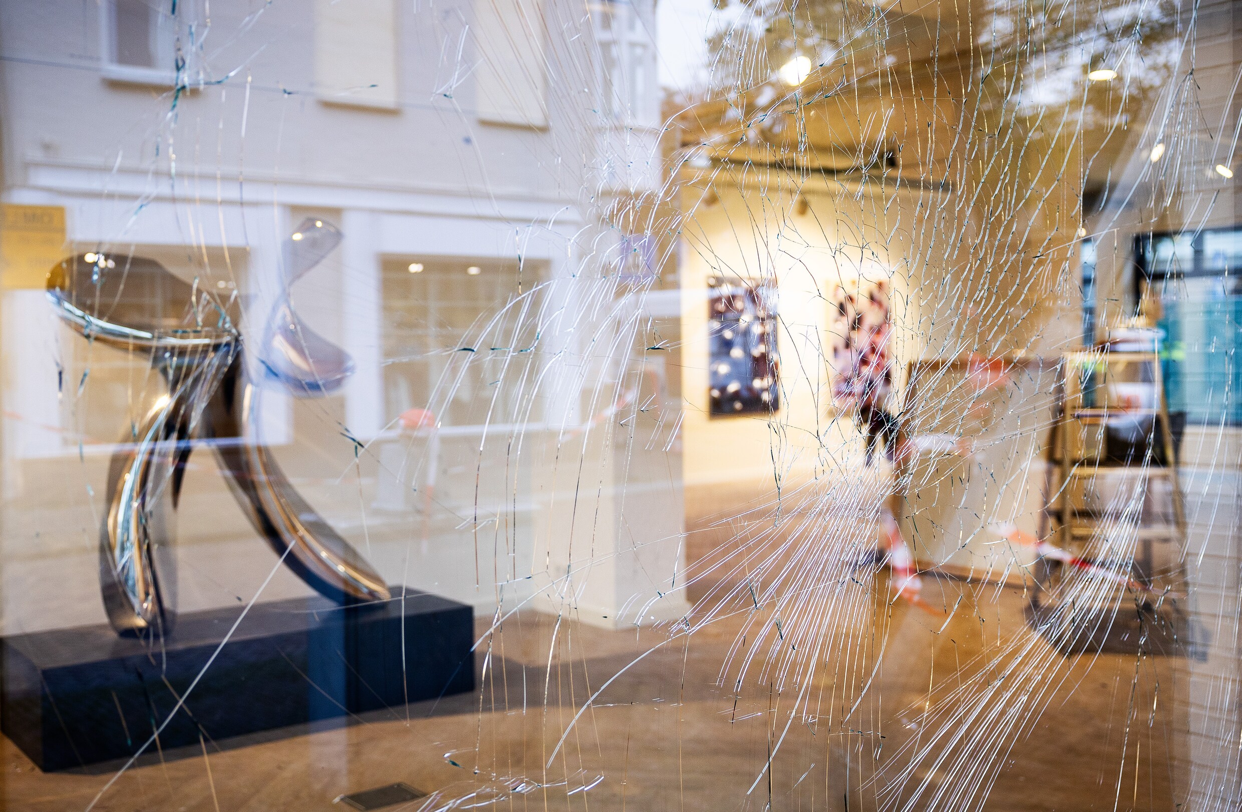 Dieven blazen voordeur Nederlandse galerij op met explosieven en stelen kunst van Andy Warhol ...