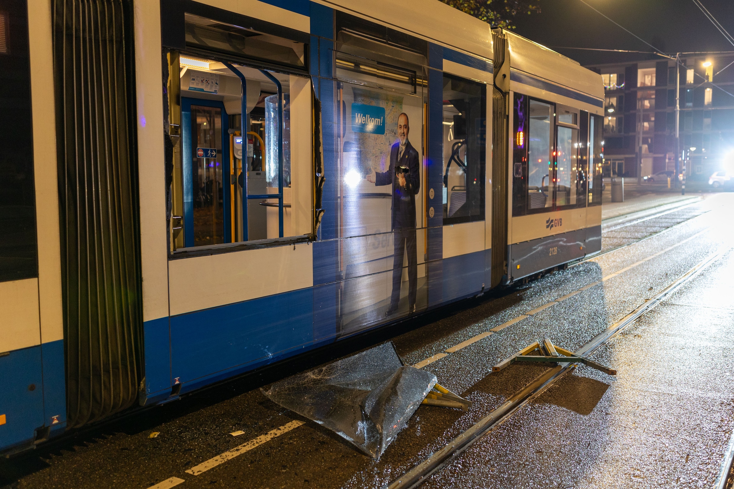Opnieuw onrustig in Amsterdam, relschoppers steken tram in brand bij ...