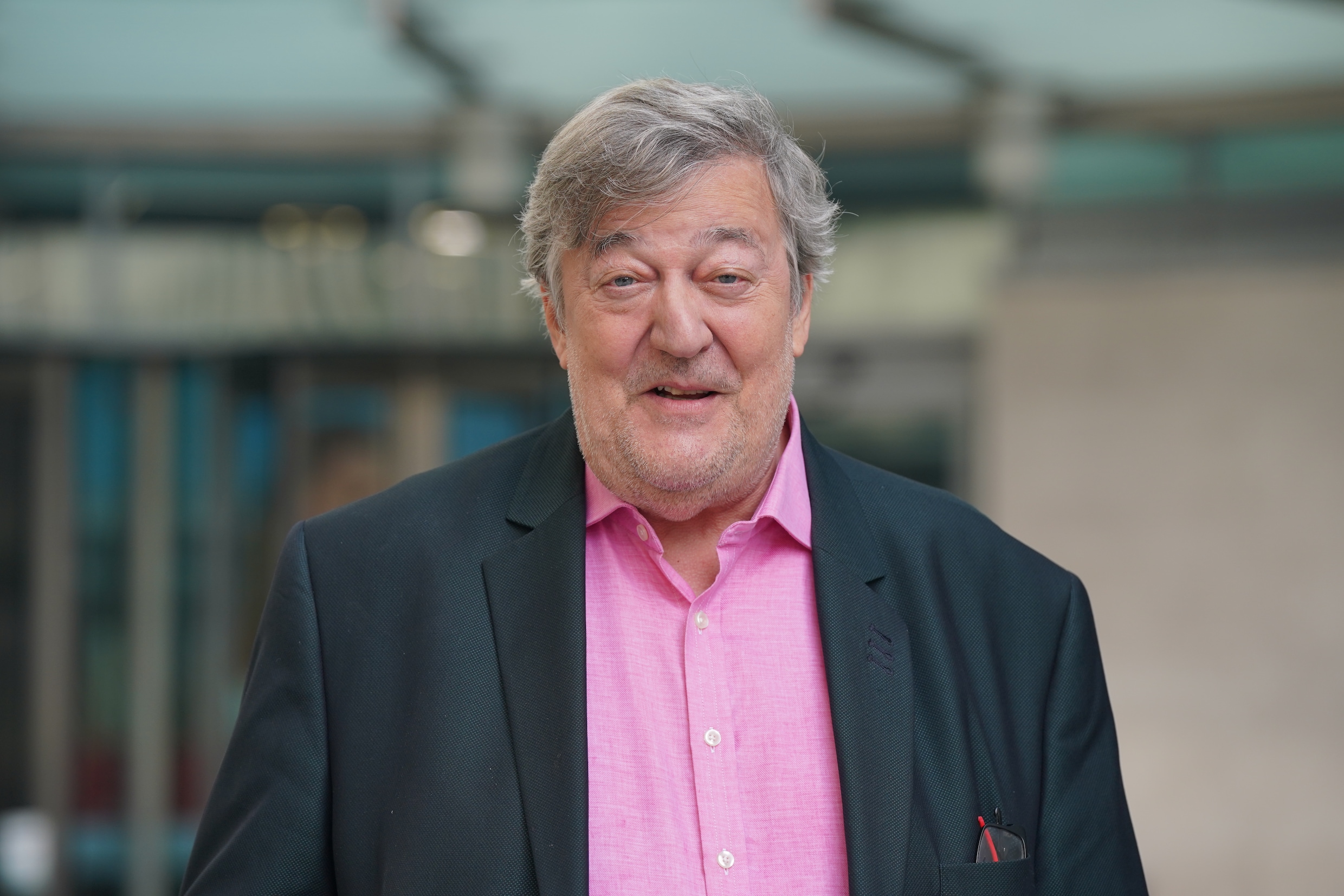 Stephen Fry: ‘Alle tegenstrijdigheid van het menselijk bestaan vind je ...