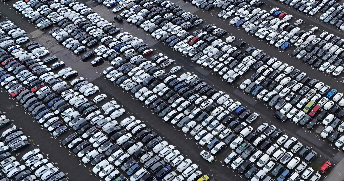 Duitse autocrisis in beeld: duizenden nieuwe auto’s staan klaar, maar ...