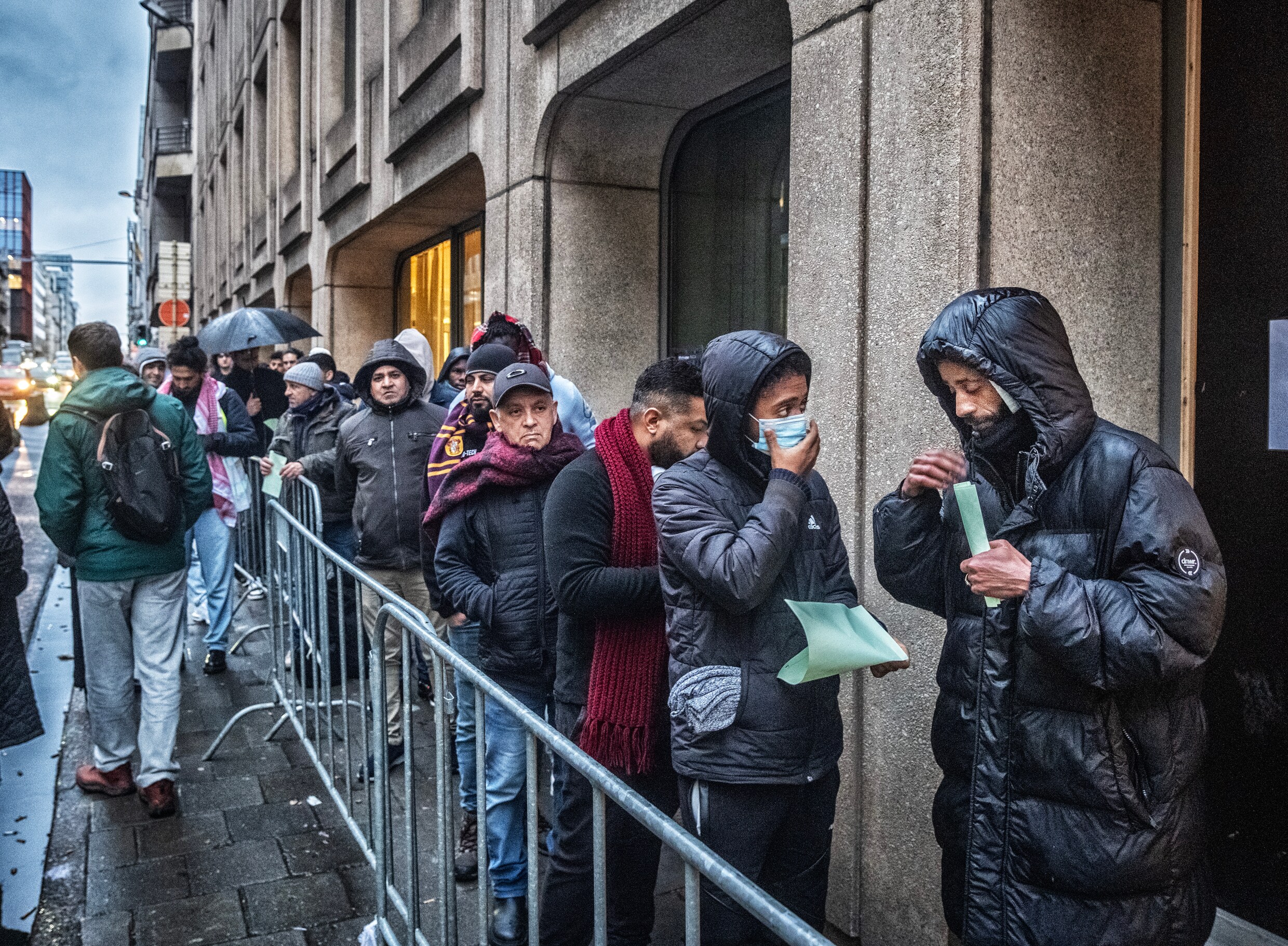 Lager leefloon met ‘voedselcheques’ ligt op tafel van De Wever | De Morgen