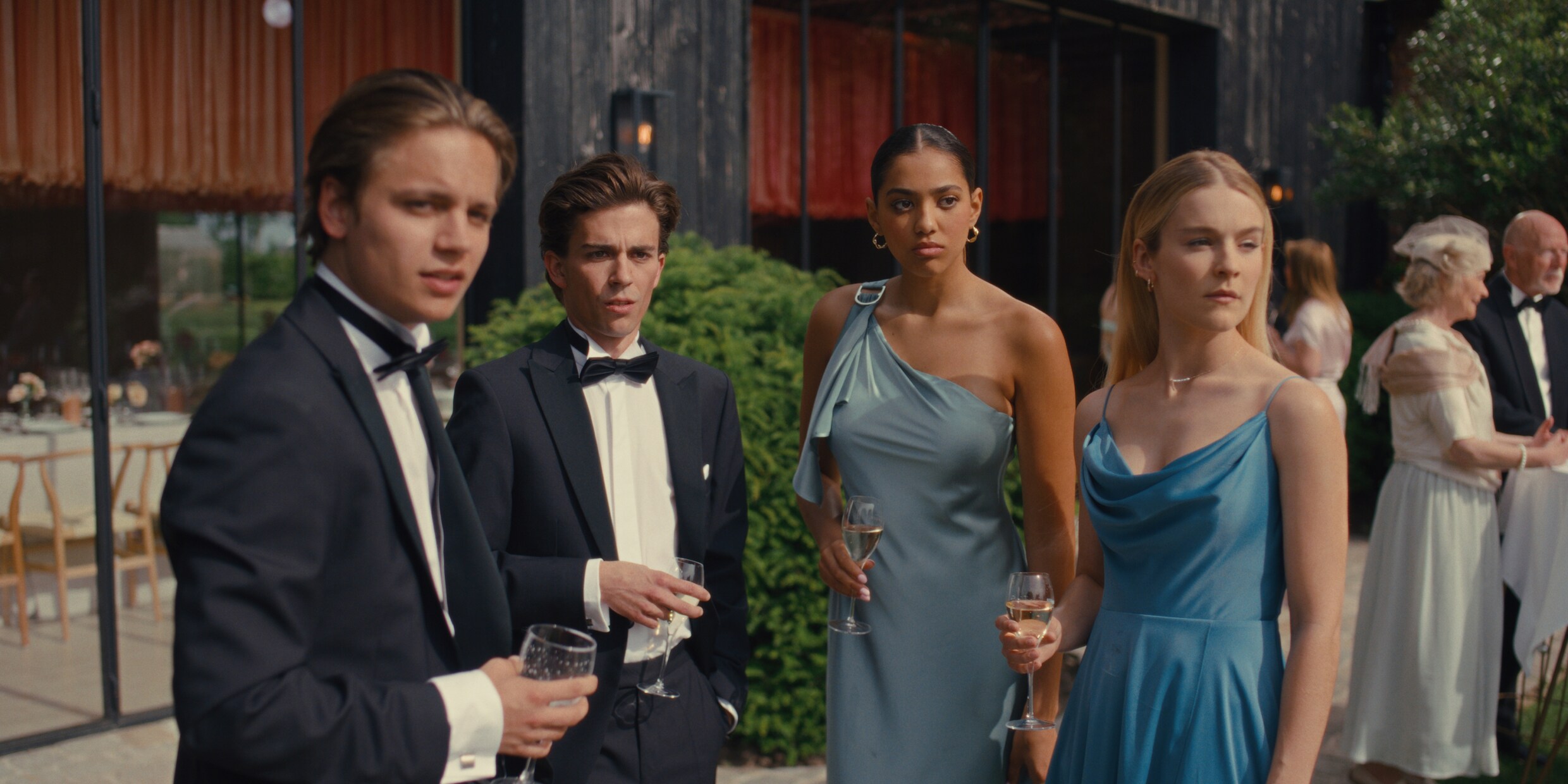 ‘Het blijft heerlijk walgen van de elite in ‘Knokke Off’’: lees de recap van aflevering 4 | De ...