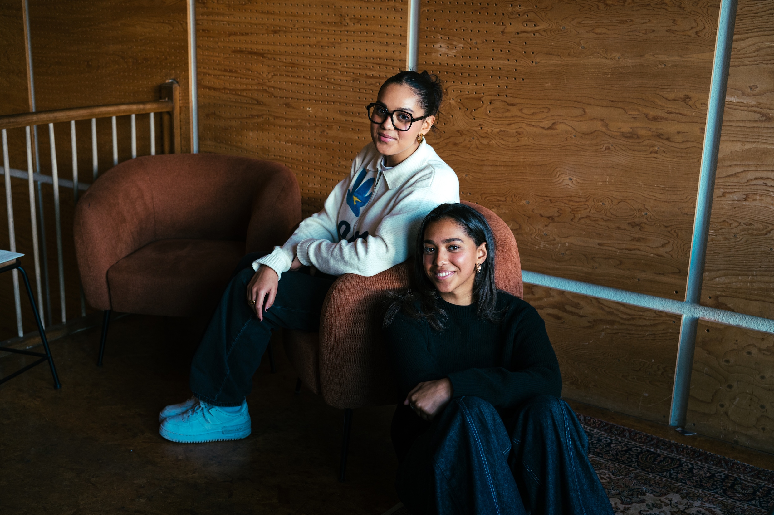 ‘Knokke Off’-actrice Ayana Doucouré en zus Faila: ‘Wij verlangen in ...