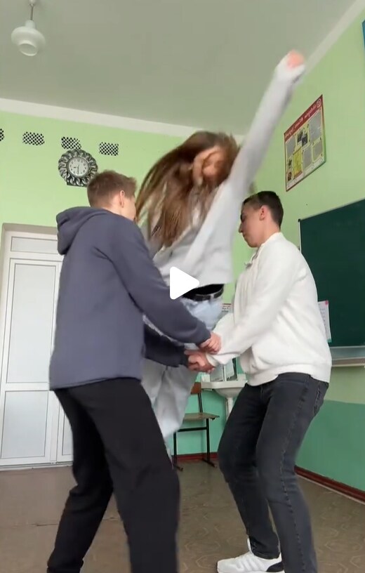 Leerling komt zwaar ten val door TikTok-trend ‘Superman Challenge’ | De ...