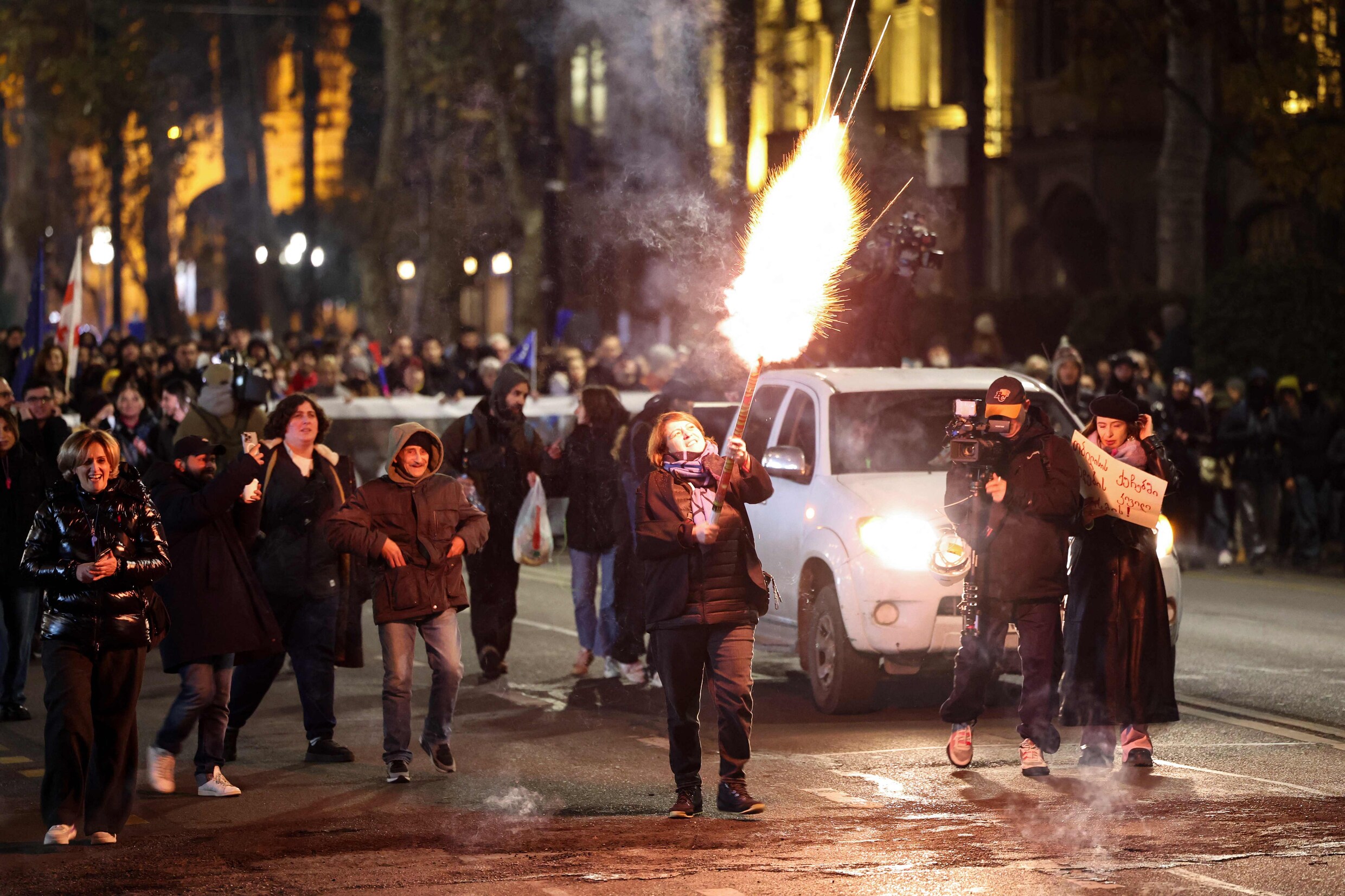 ‘De democratie gaat in vlammen op en iedereen staat erbij en kijkt ...