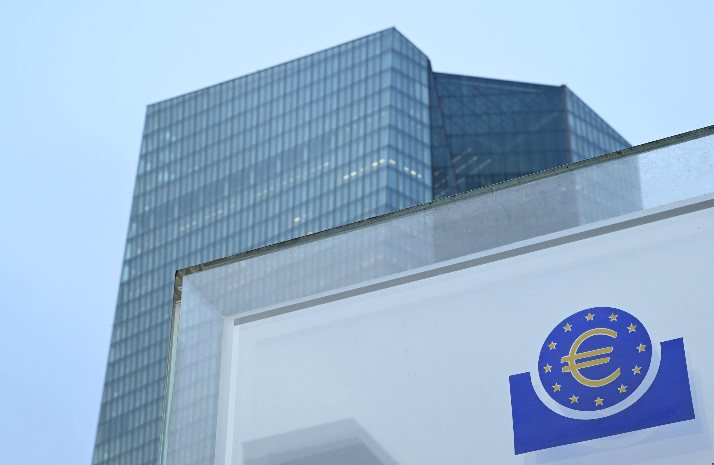 ECB verlaagt rente in eurozone voor vierde keer dit jaar om economie te ...