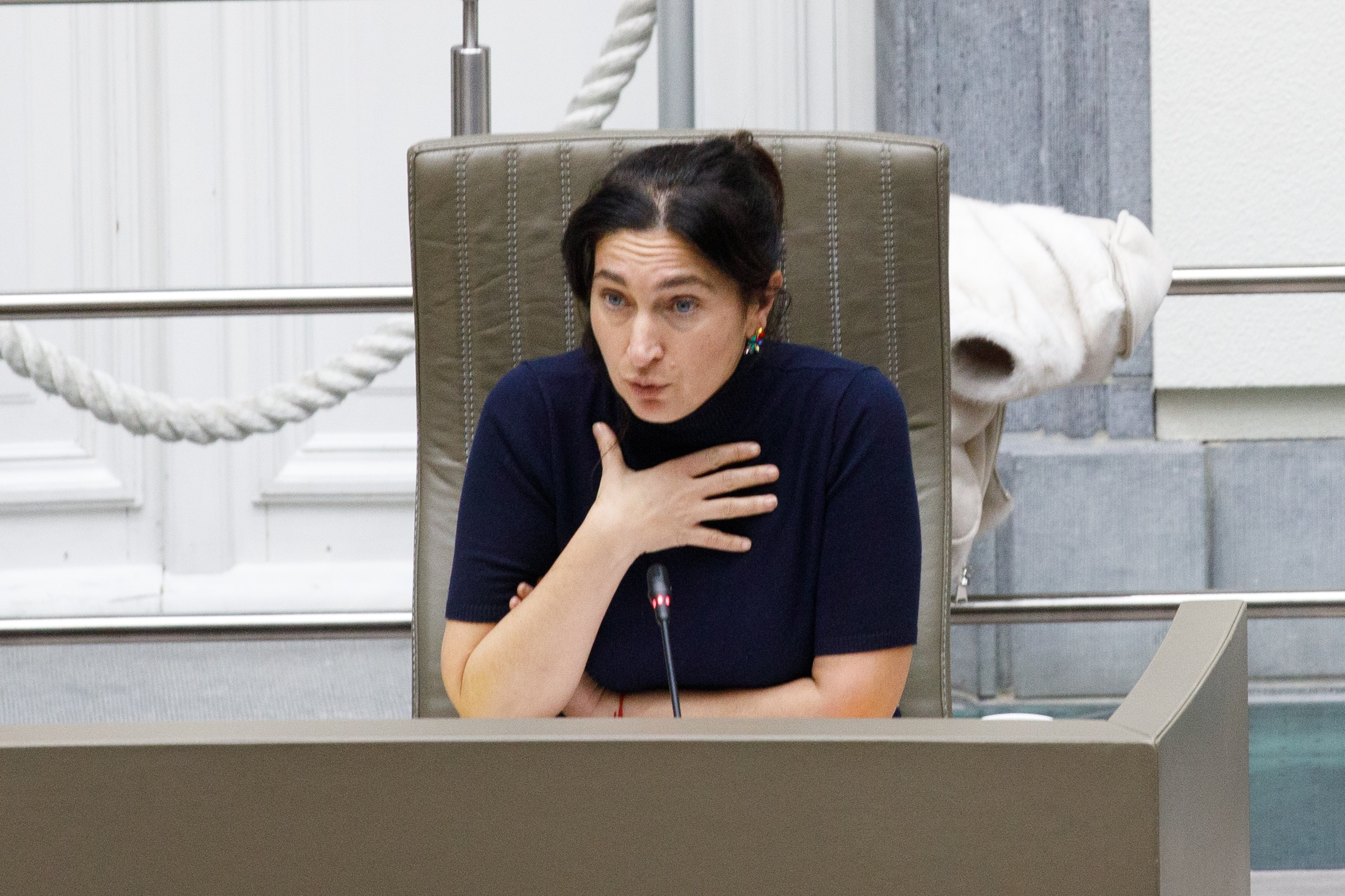 Demir vraagt uitgevers om nieuwe schoolboeken tegen september | De Morgen