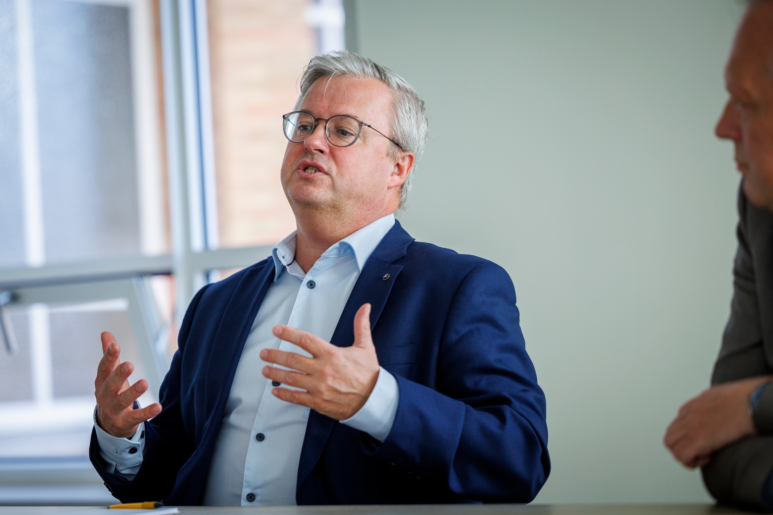 Na de storm rond Carl Devos: waarom een een boek gebruikt wordt om ...