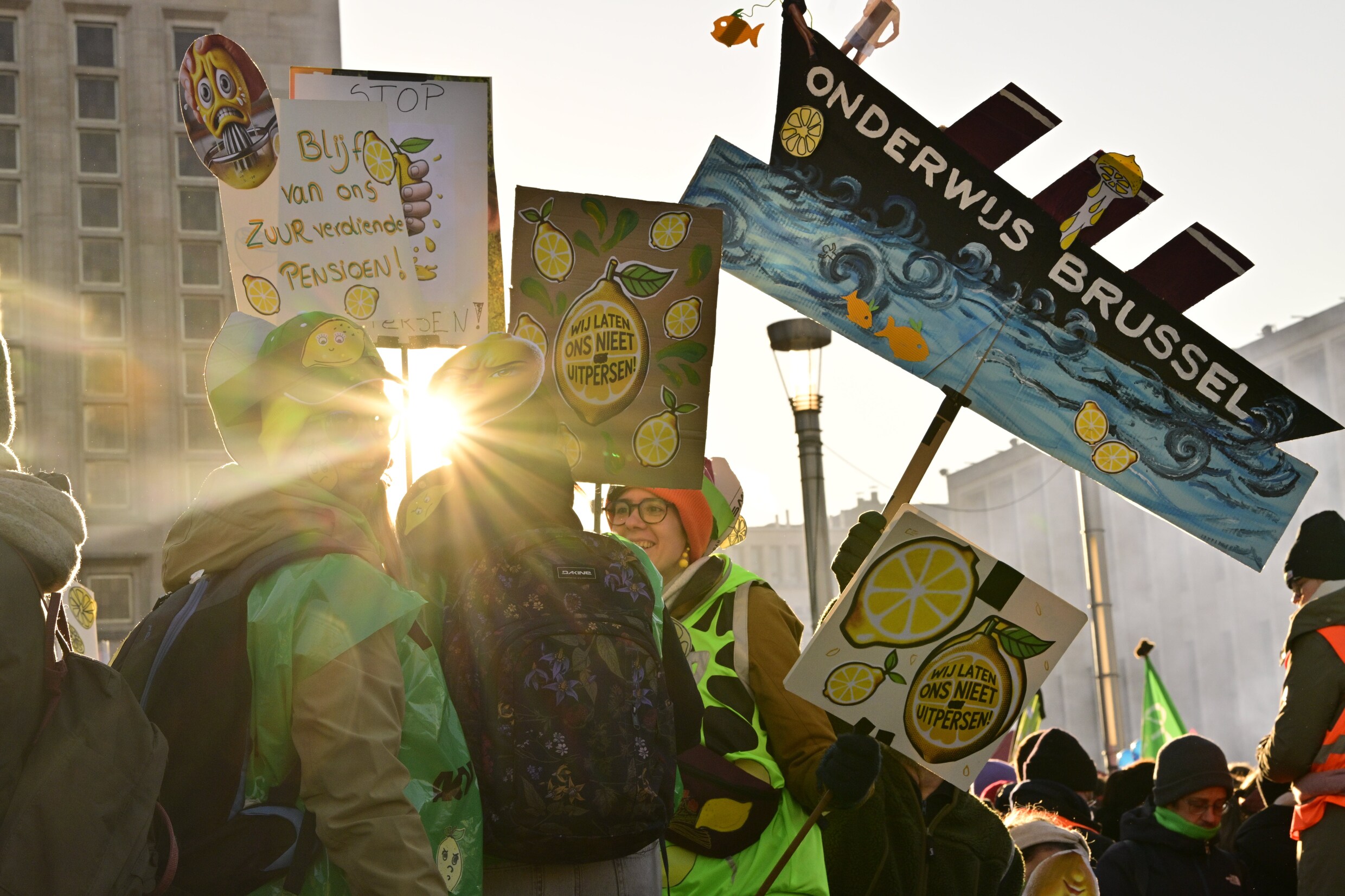 Live - Staking. 30.000 mensen betogen tegen pensioenplannen • Meer dan ...