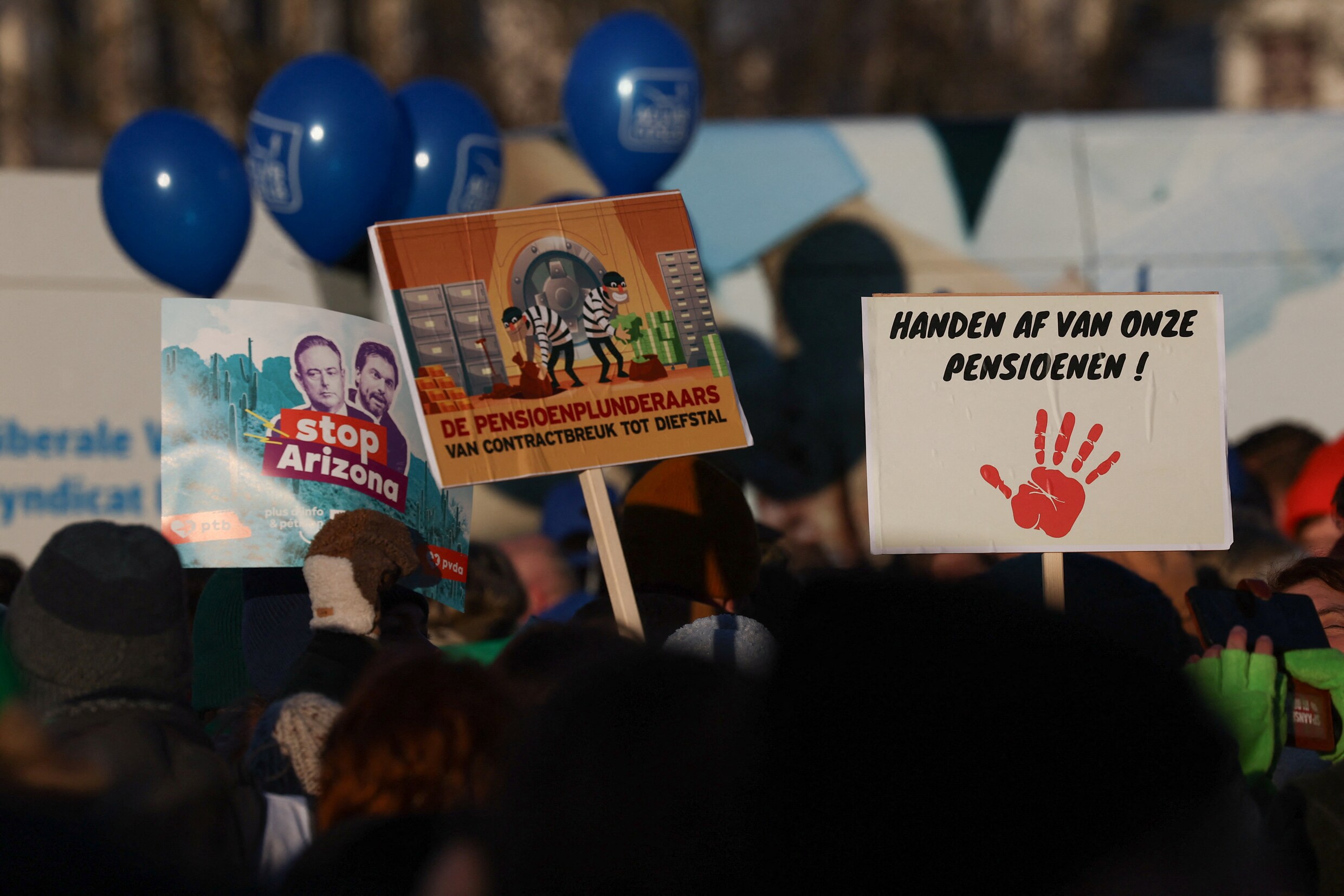 Live - Staking. 30.000 mensen betogen tegen pensioenplannen • Meer dan ...